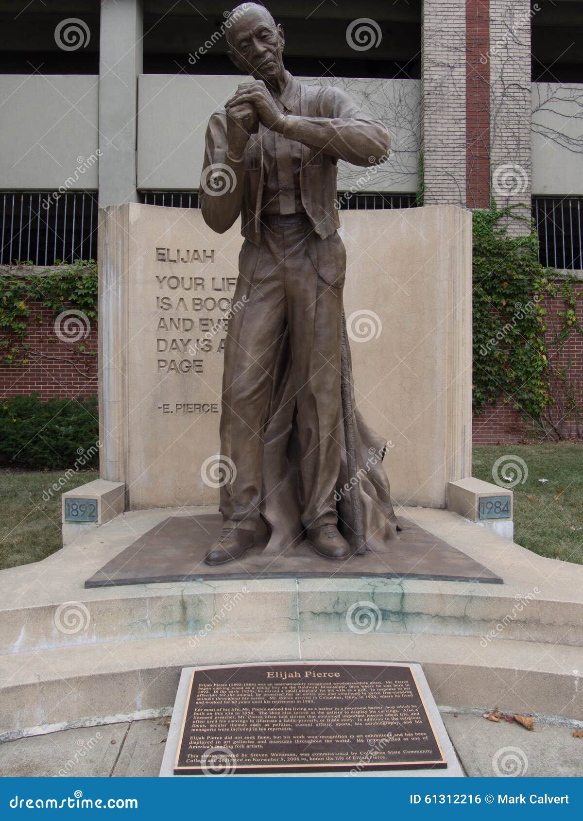 Elijah Pierce Statue foto de archivo. Imagen de columnista - 61312216