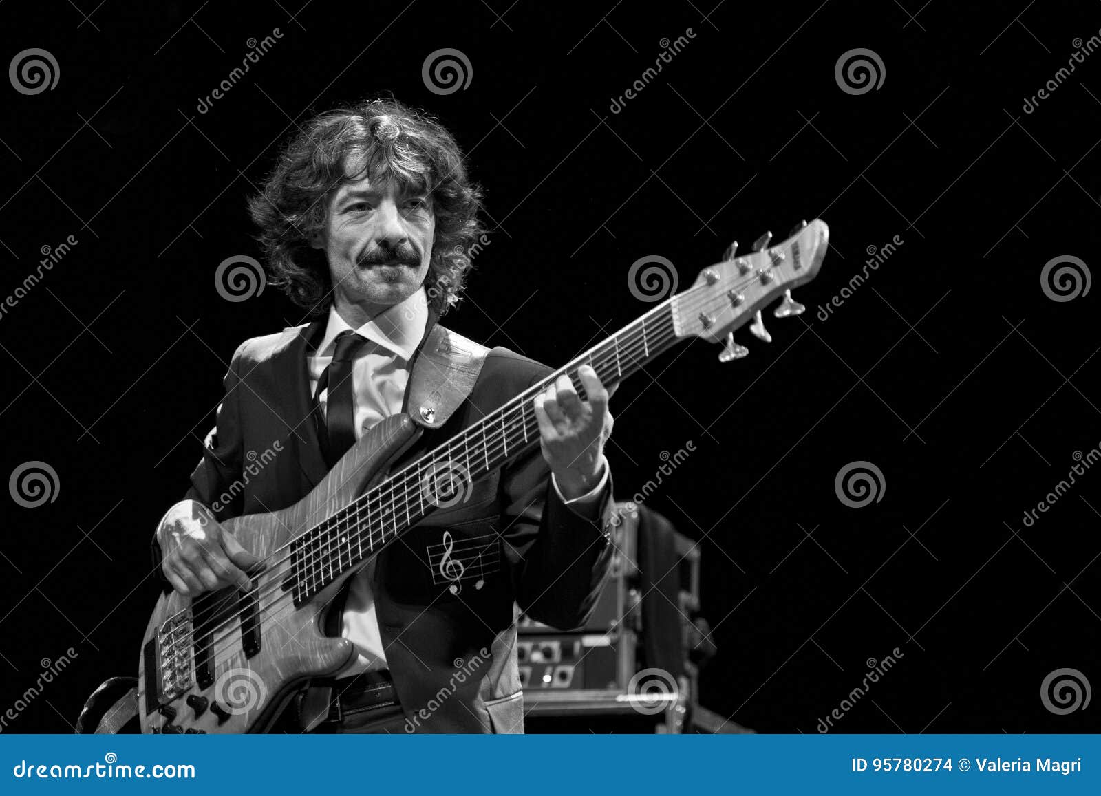 ELIO E LE STORIE TESE SE REALIZA EN ROMA Imagen de archivo editorial ...