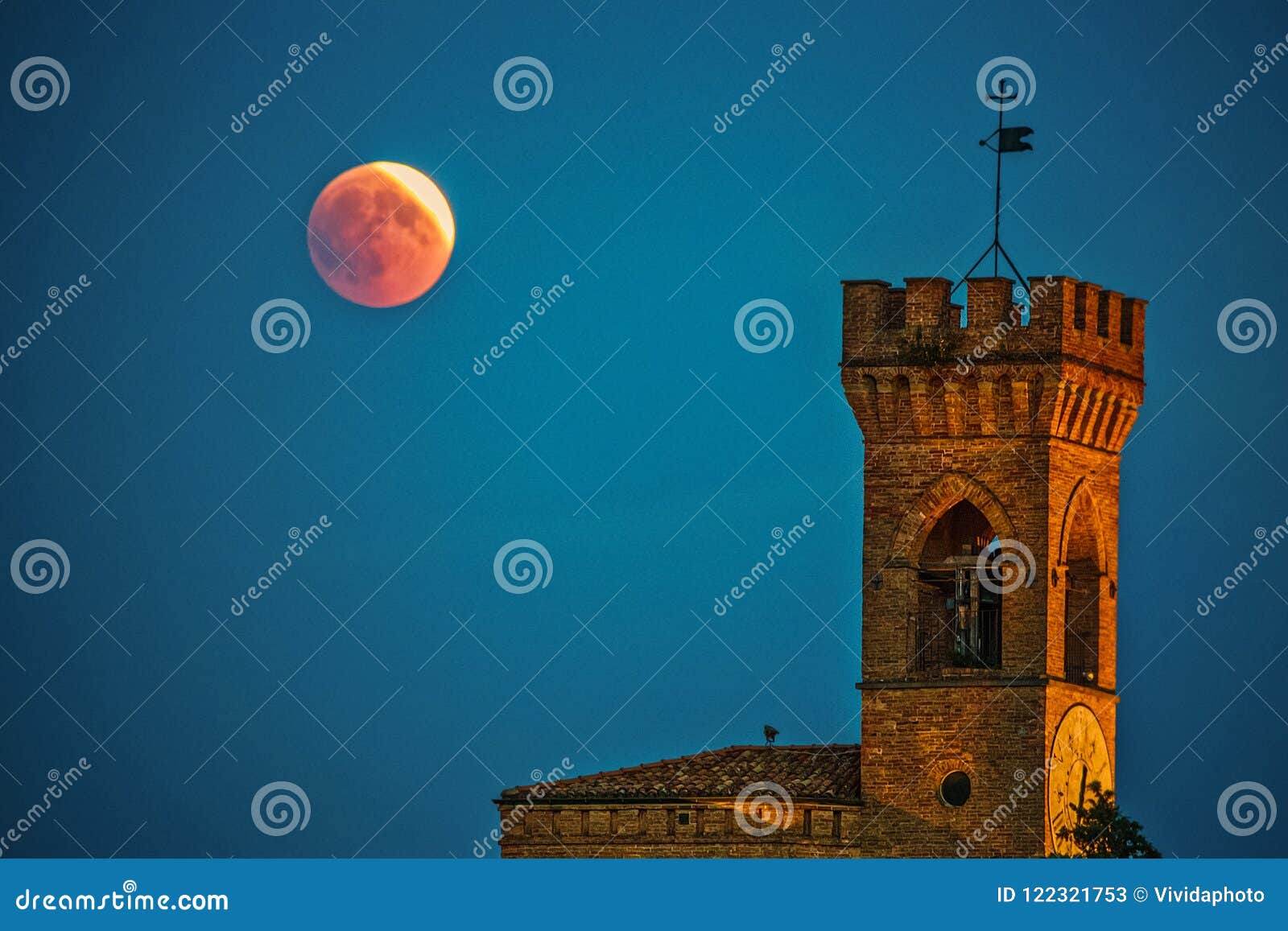 Elipse Da Lua Vermelha Na Torre Do Relógio Imagem de Stock - Imagem de ...