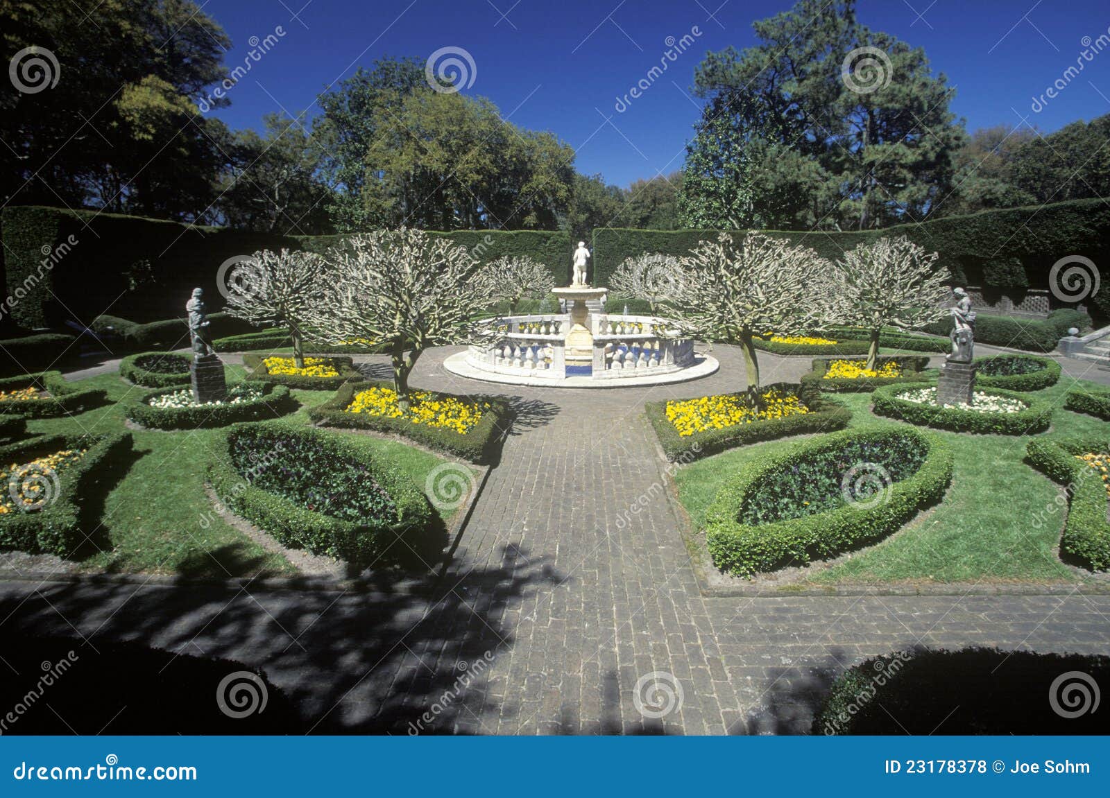 The Elizabethan Gardens Of Kenilworth Castle With Fountain And Aviary ...