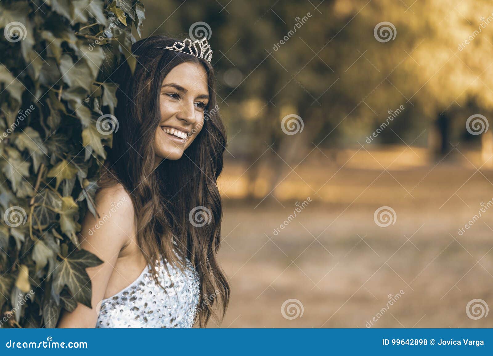 Ella es muy feliz foto de archivo. Imagen de belleza - 99642898