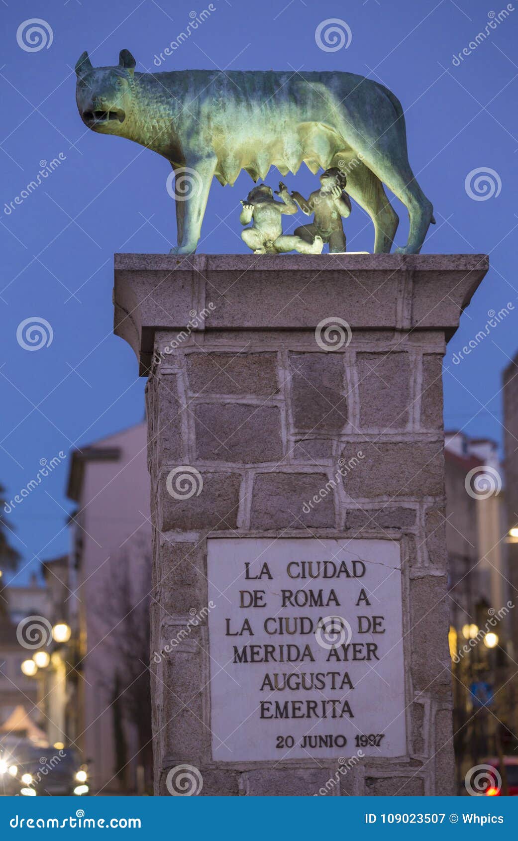 Ella-lobo Con Romulus Y Remus Imagen de archivo - Imagen de romano ...