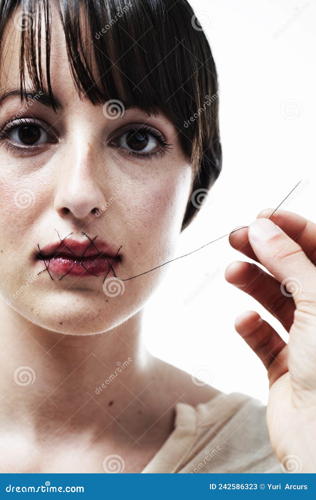 Ella Ya No Puede Hablar. Una Joven Con La Boca Cosida. Imagen de ...