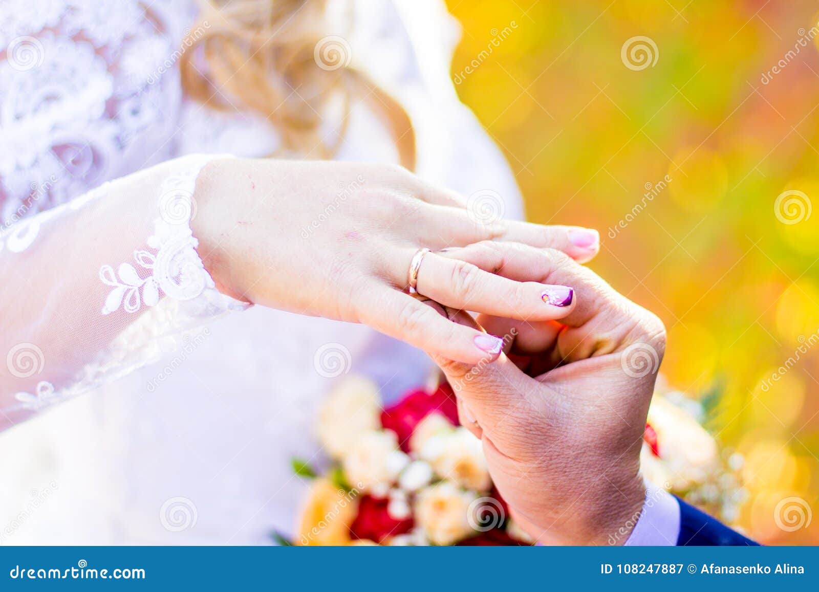 Elle a Dit Oui Histoire De Mariage Image stock - Image of boucle, froid ...