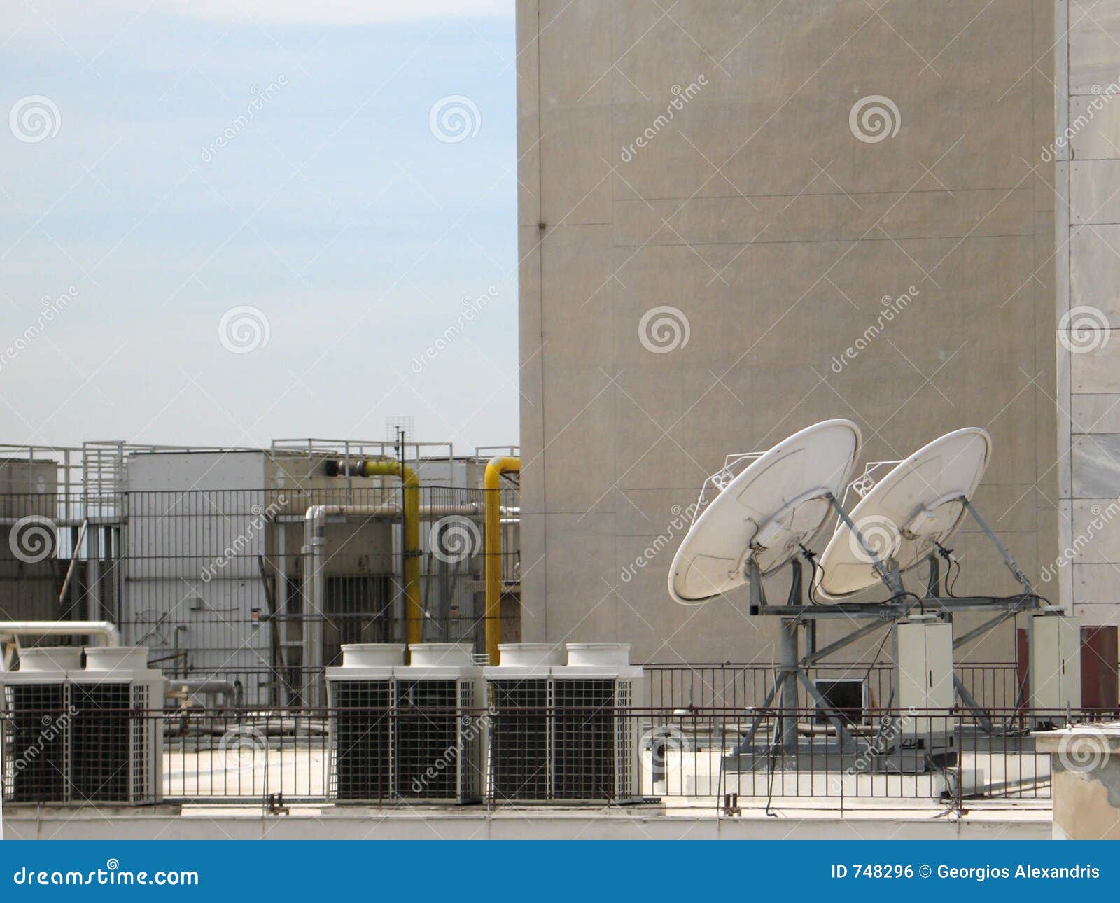 Elliptische Antennes stock foto. Image of telecommunicatie - 748296