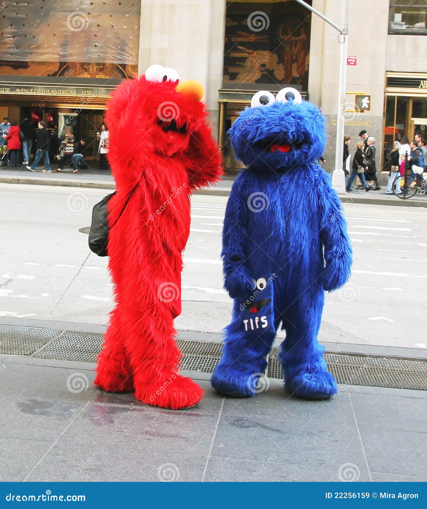 Elmo E Monstro Do Bolinho Que Trabalha Em NY Imagem de Stock Editorial ...