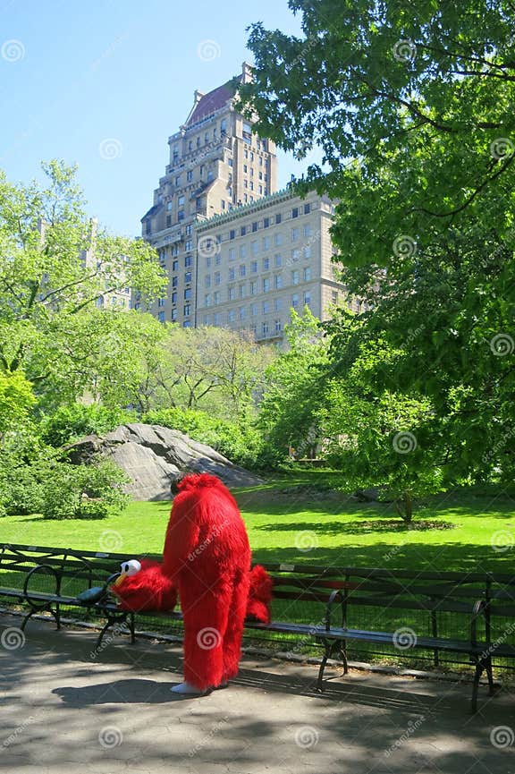 Elmo en el parque imagen de archivo editorial. Imagen de parques - 33512809