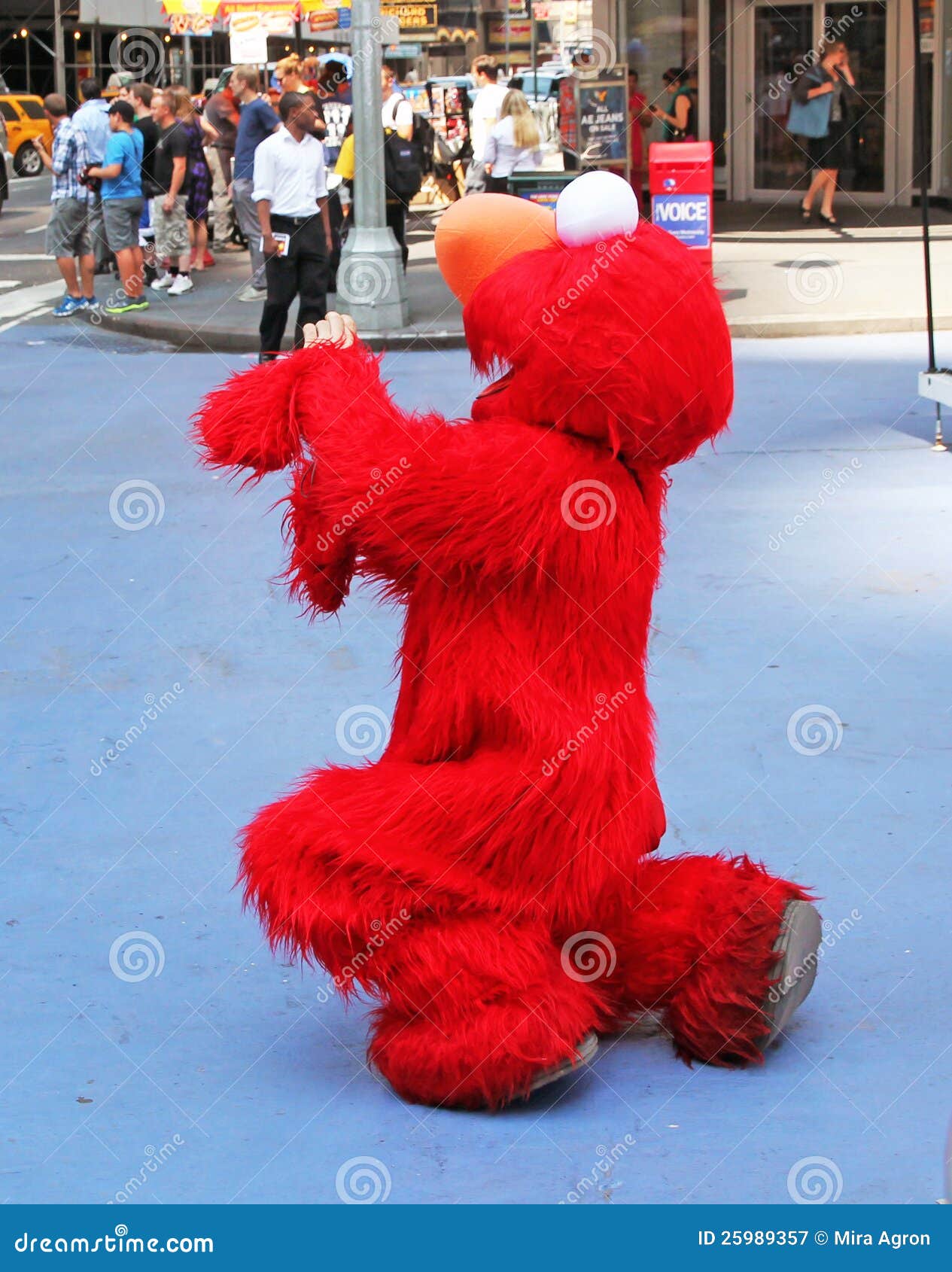 Elmo en NYC fotografía editorial. Imagen de elmo, fotografiar - 25989357