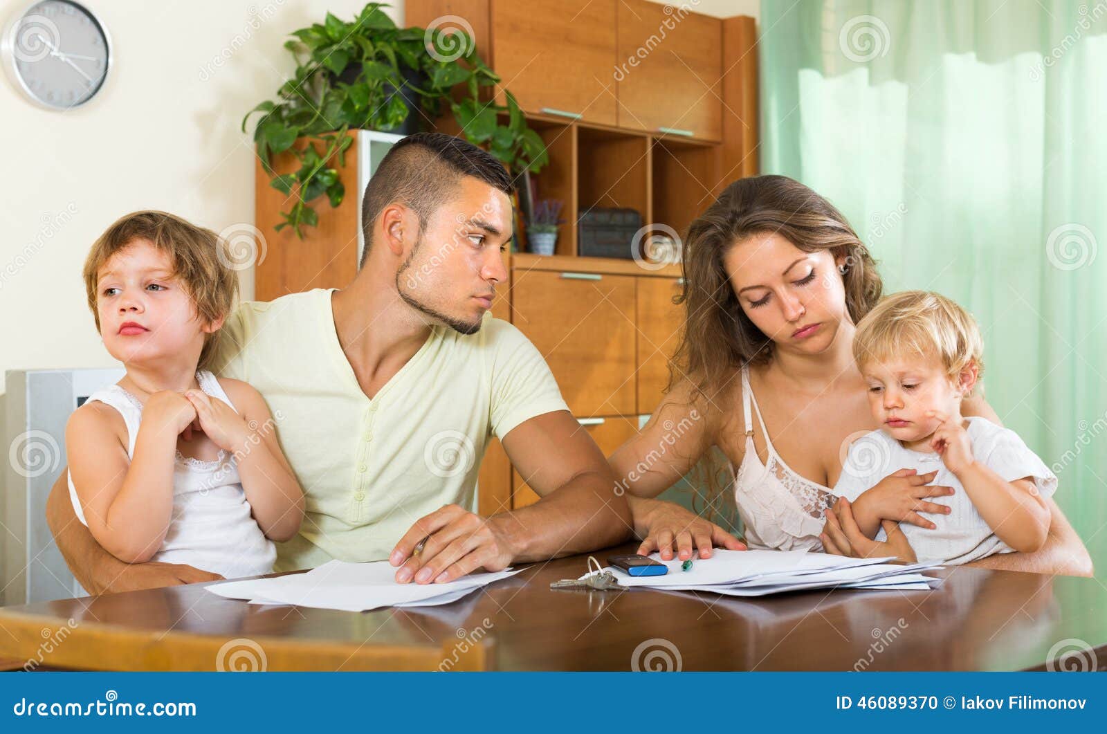 Eltern Mit Den Kindern, Die Streit Haben Stockfoto - Bild von probleme ...