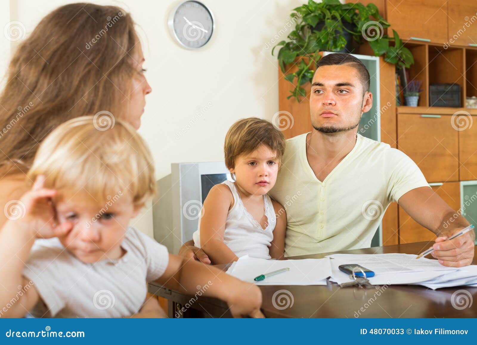 Eltern Mit Den Kindern, Die Streit Haben Stockbild - Bild von töchter ...