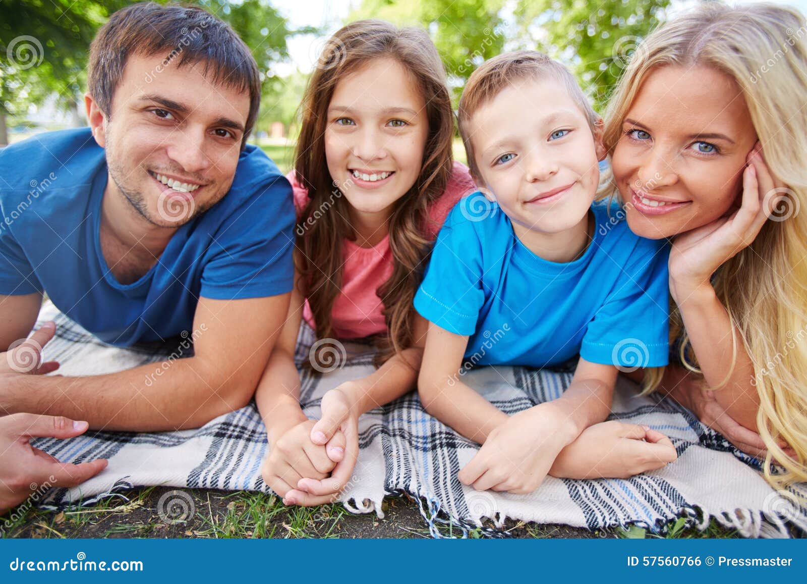 Eltern mit Kindern stockfoto. Bild von kind, junge, porträt - 57560766