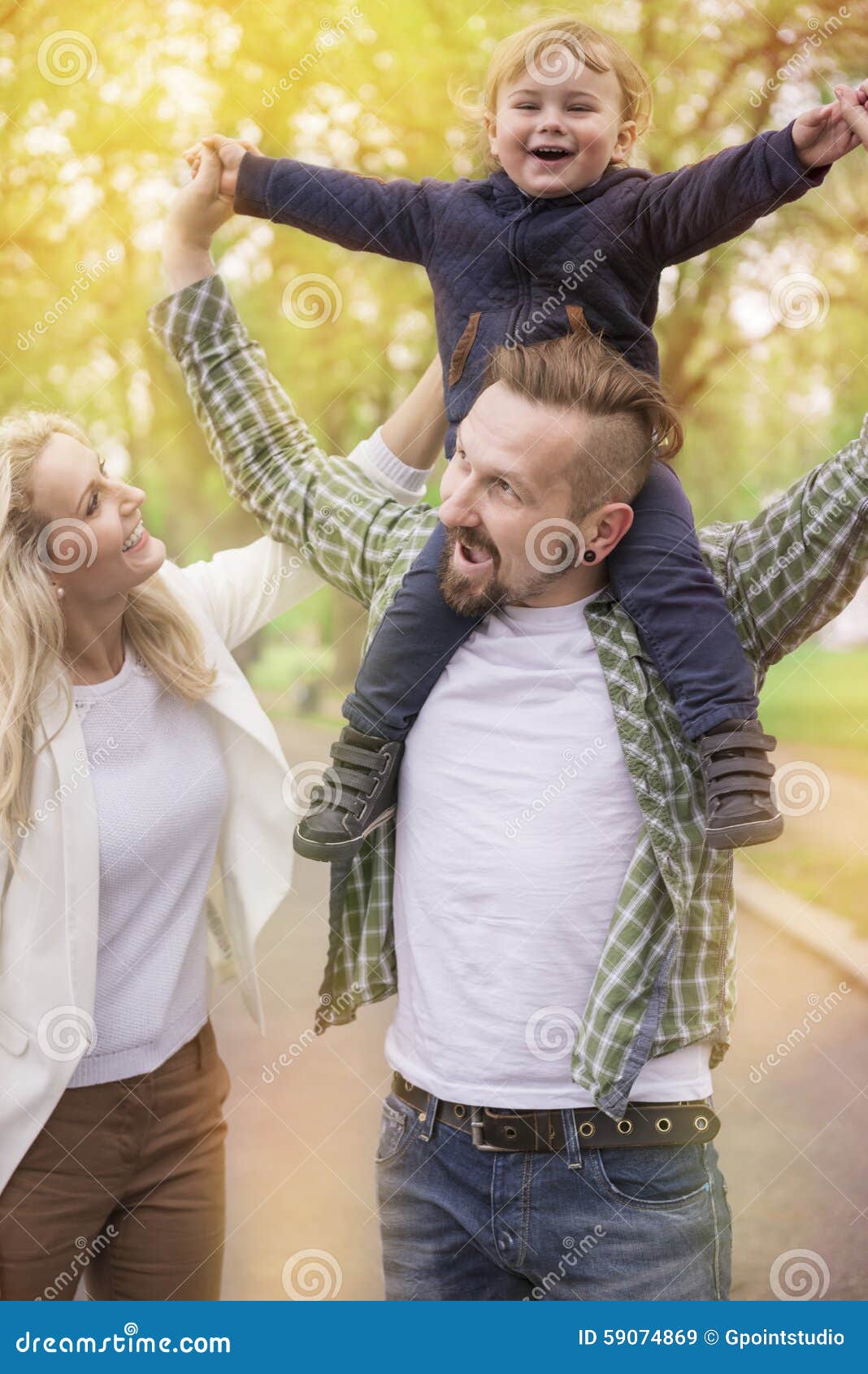 Eltern mit kleinem Jungen stockbild. Bild von lieben - 59074869