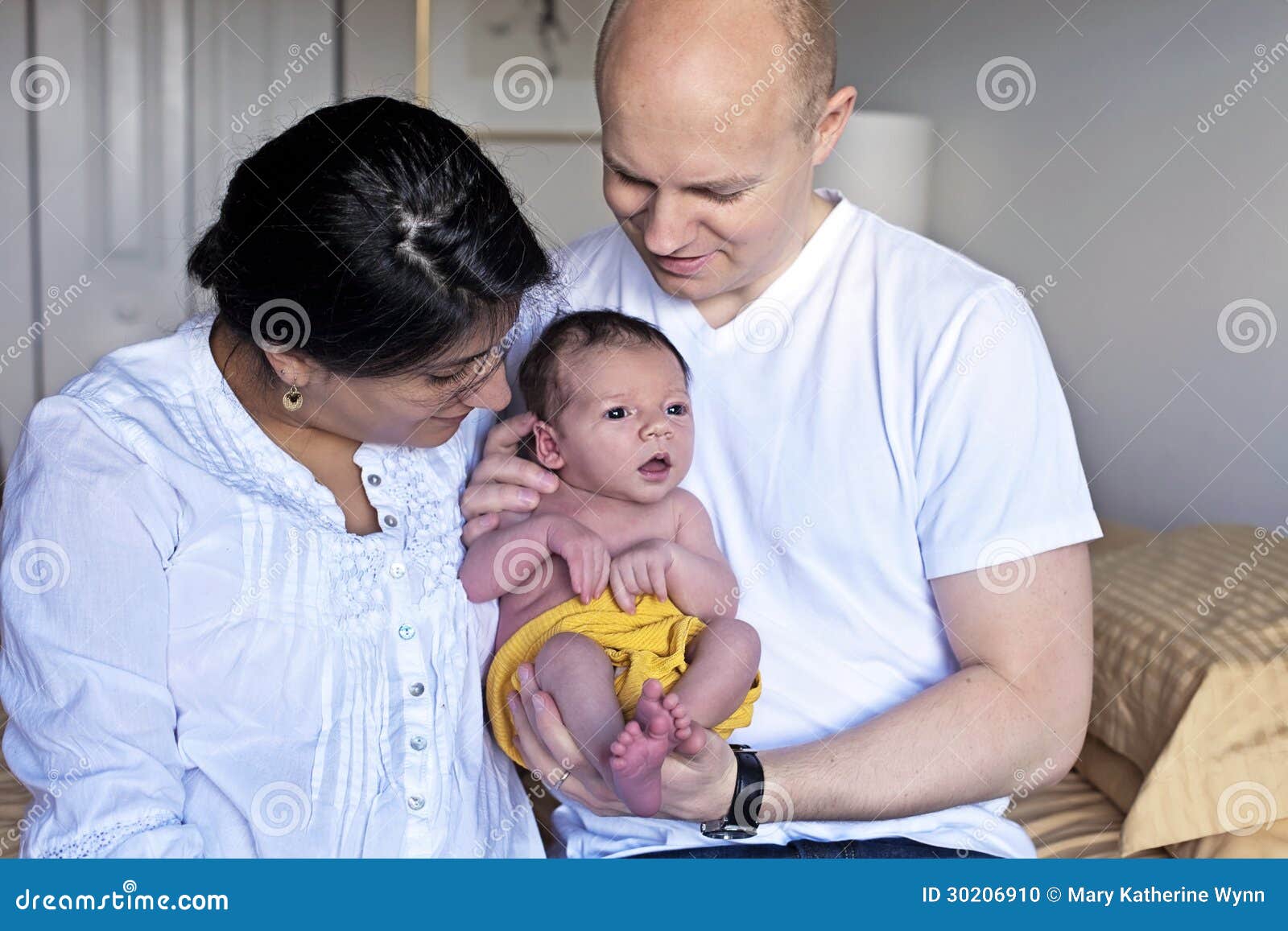 Eltern Mit Neugeborenem Baby Stockfoto - Bild von betrieb, schlafzimmer ...