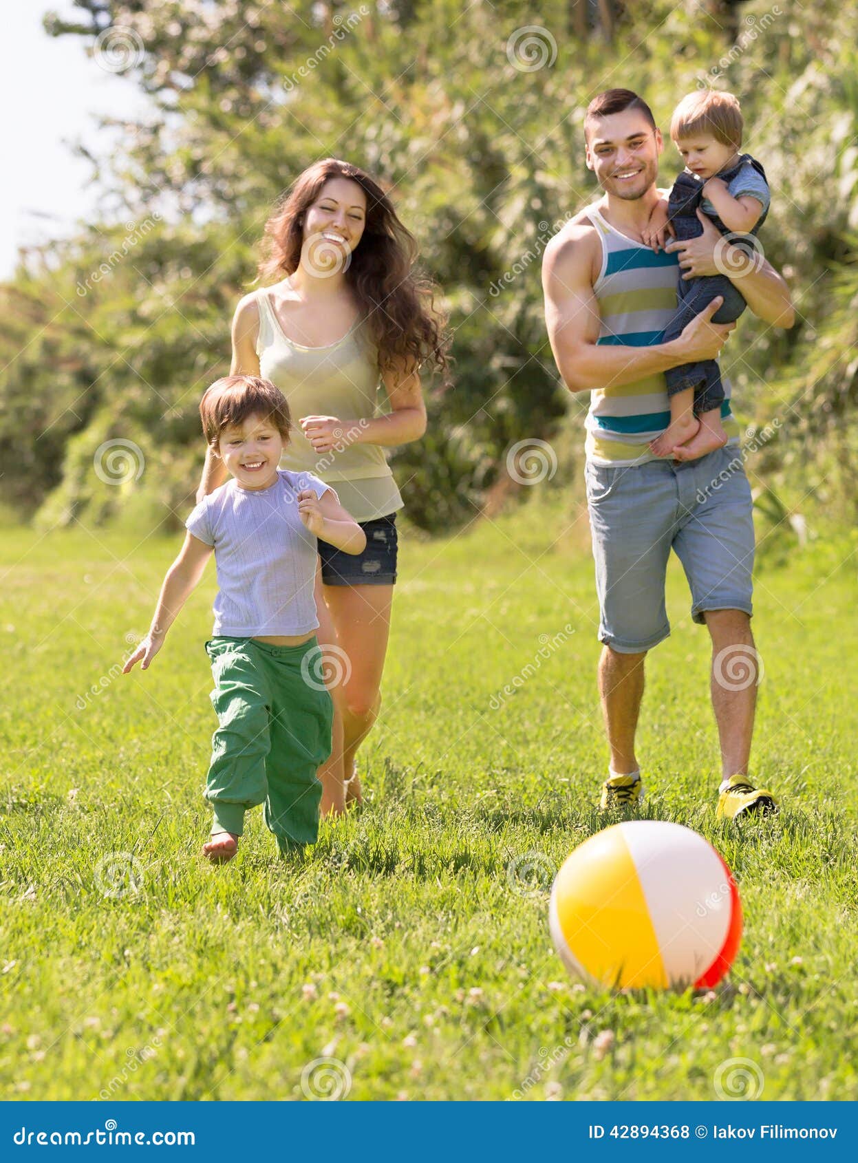 Eltern Mit Zwei Kindern Im Park Stockfoto - Bild von kommunikation ...