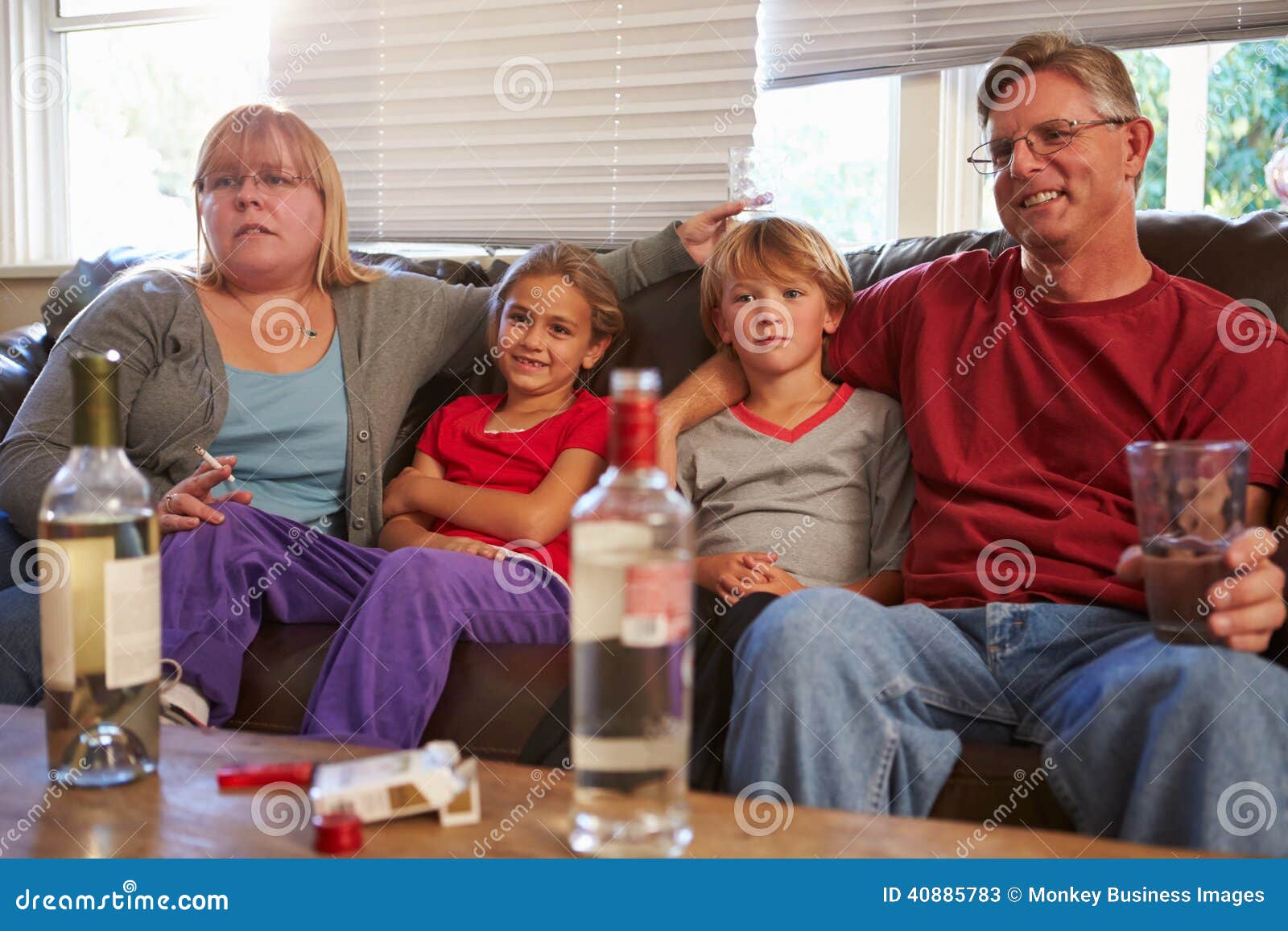 Eltern Rauchender Und Trinkender Sit on Sofa with Children Stockbild ...