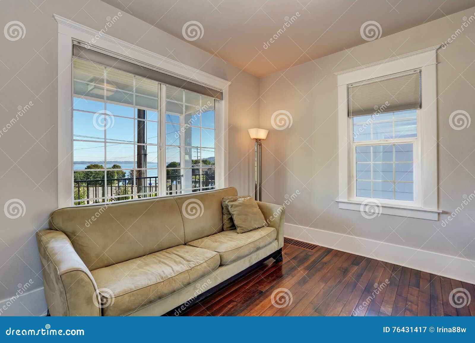 Em Cima Interior Da Sala De Visitas Com Revestimento De Madeira Imagem ...