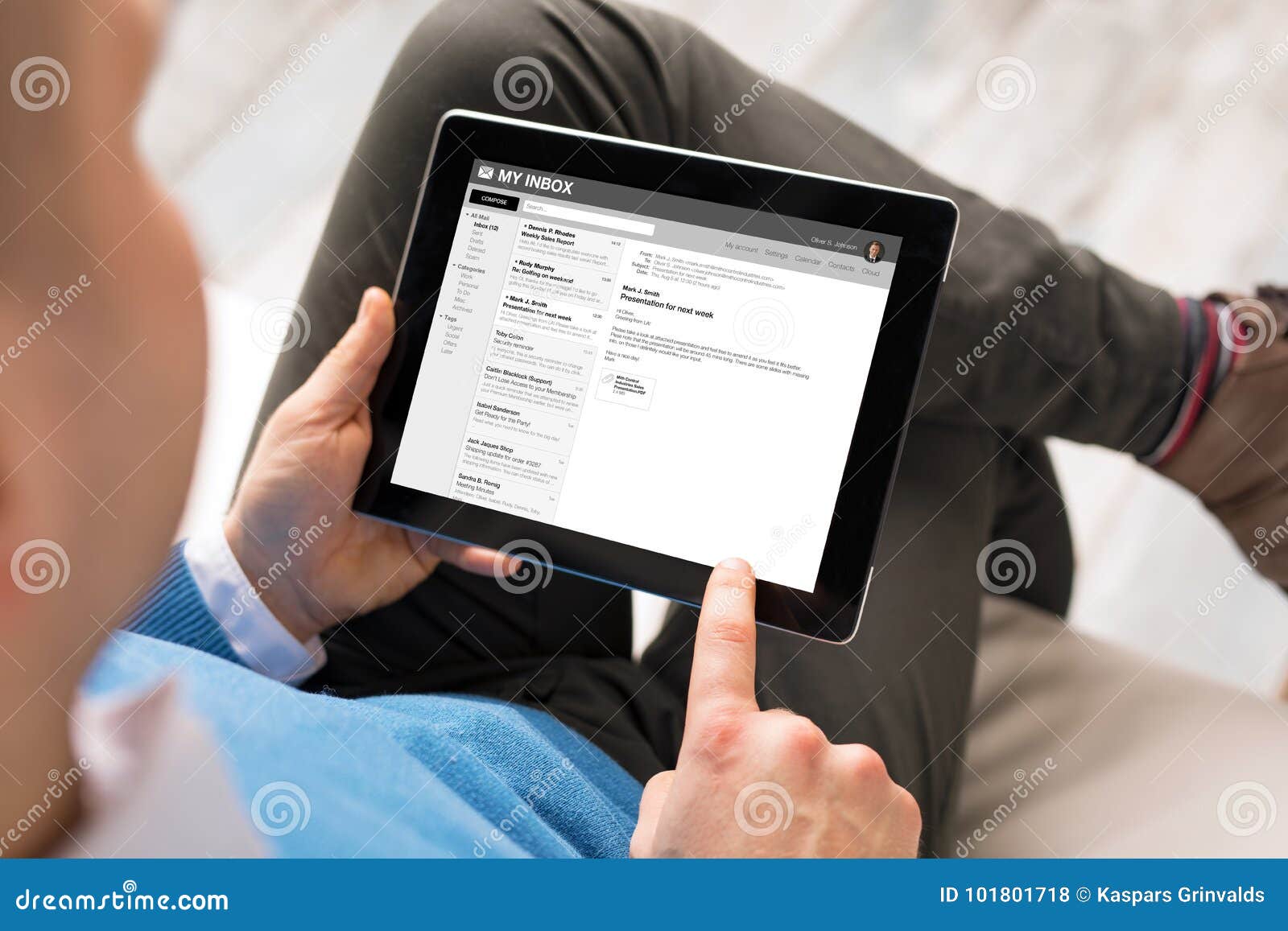 Email Da Leitura Do Homem Na Tabuleta Foto de Stock - Imagem de homem ...