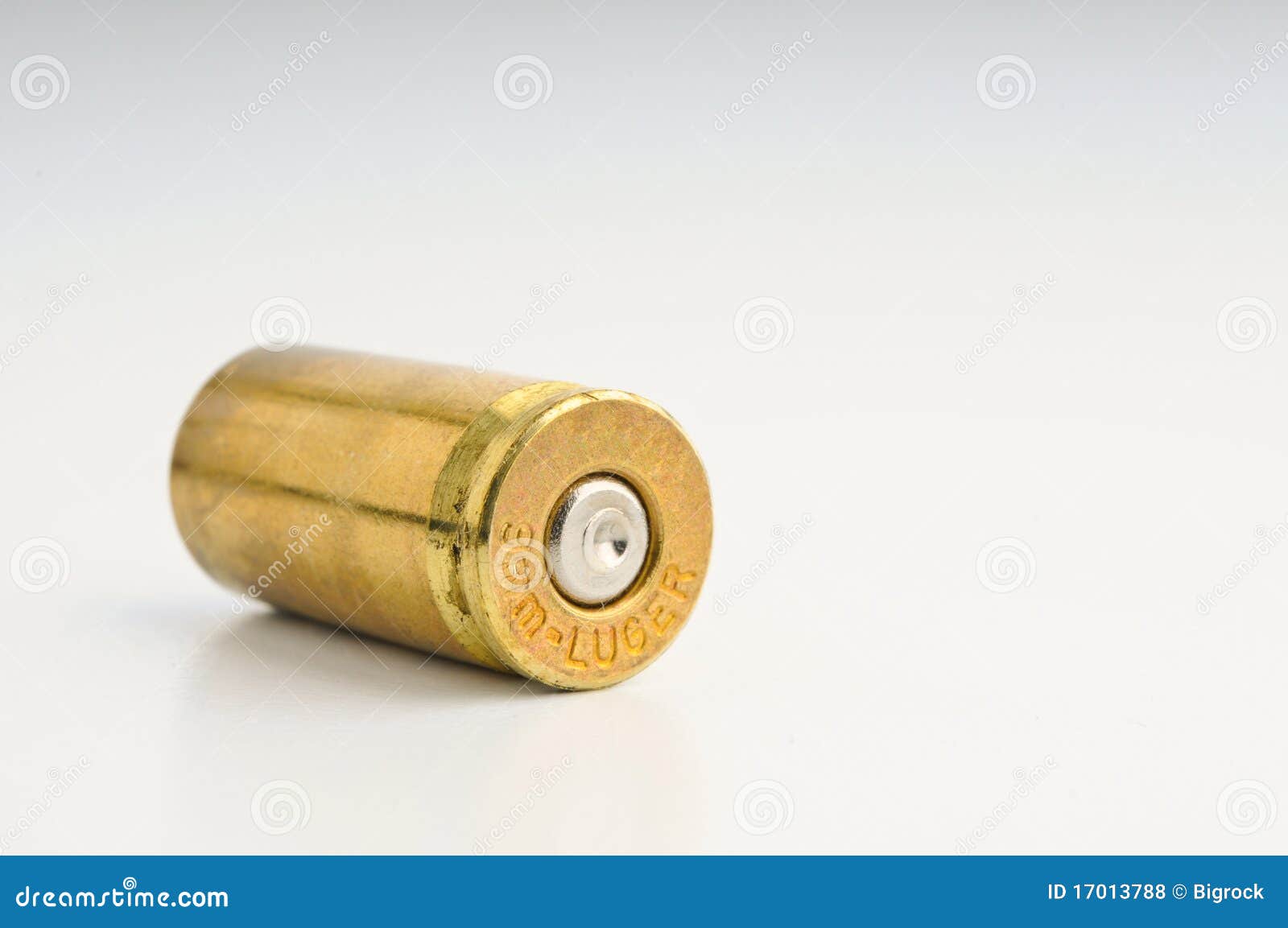 Embalagem do escudo de 9mm foto de stock. Imagem de bronze - 17013788