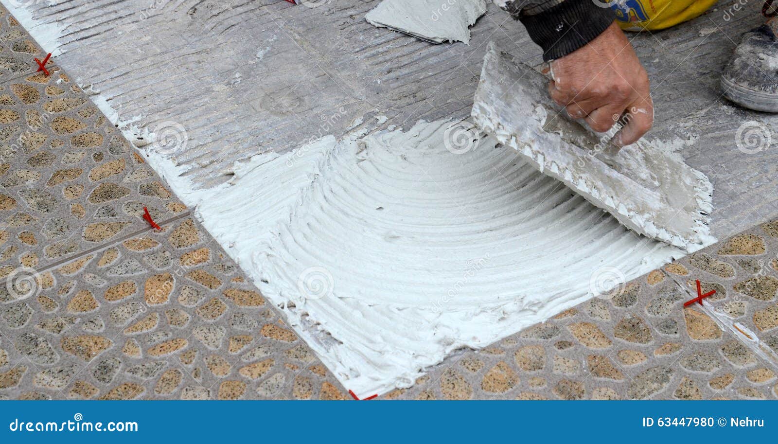 Embaldosado del suelo foto de archivo. Imagen de dedos - 63447980