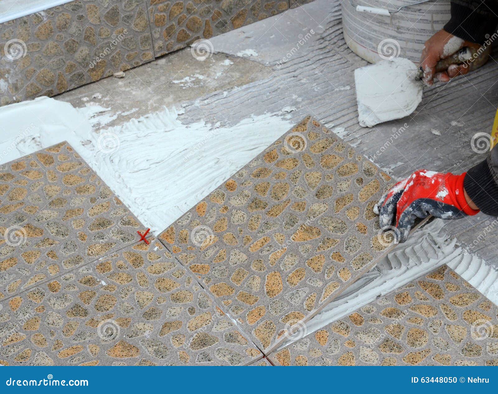 Embaldosado del suelo foto de archivo. Imagen de pegamento - 63448050