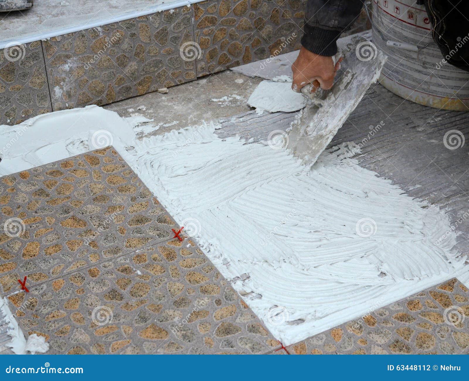 Embaldosado del suelo foto de archivo. Imagen de instale - 63448112