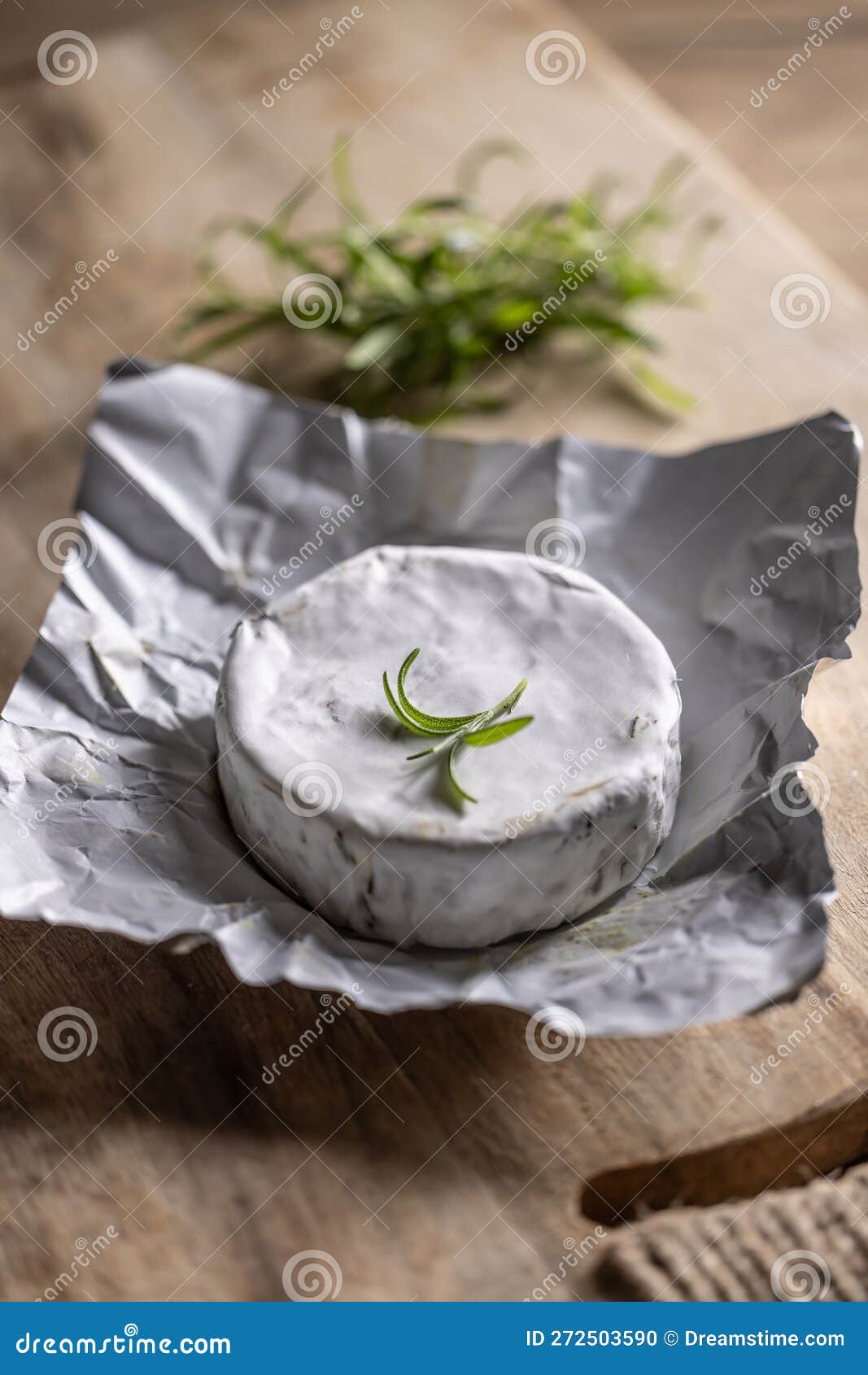 Emballage Ouvert De Brie Fromage Avec Une Source De Romarin Sur Fond ...