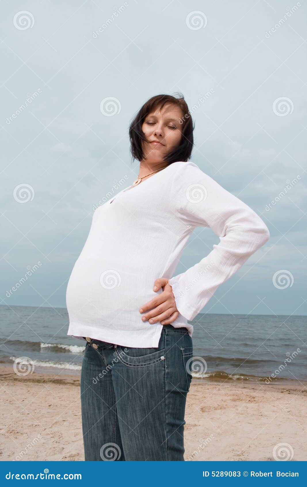 Embarazada En La Playa Imagen. Imagen: 5289083
