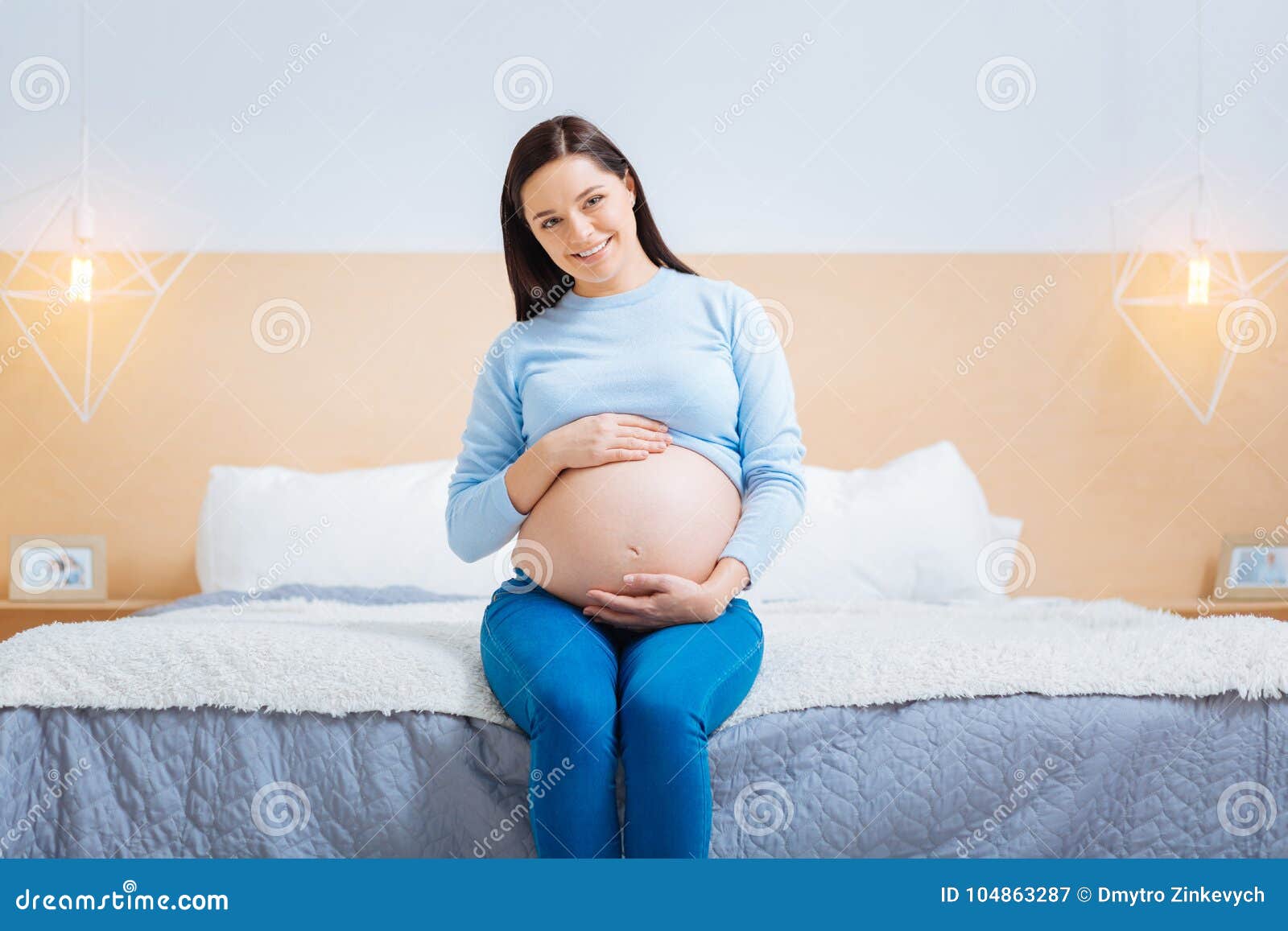 Embarazo Hermoso Que Abraza Su Panza Imagen de archivo - Imagen de ...