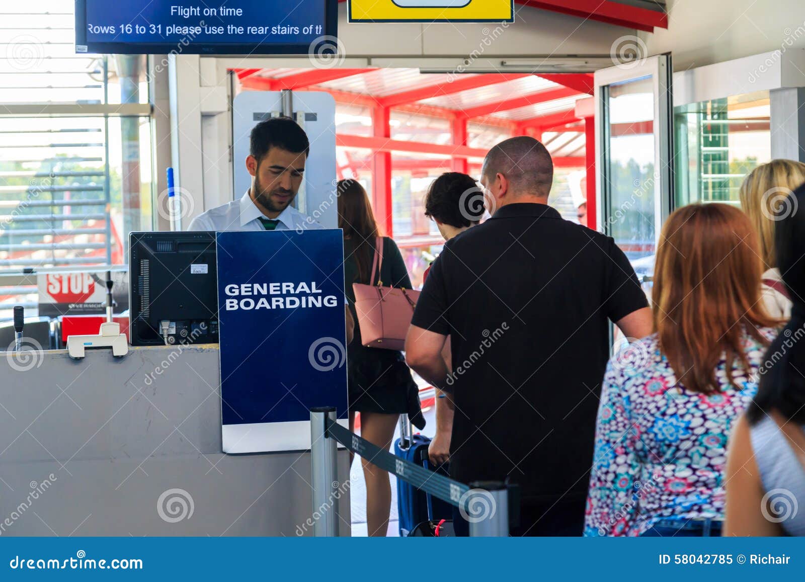 Embarque de los aviones imagen editorial. Imagen de entrar - 58042785