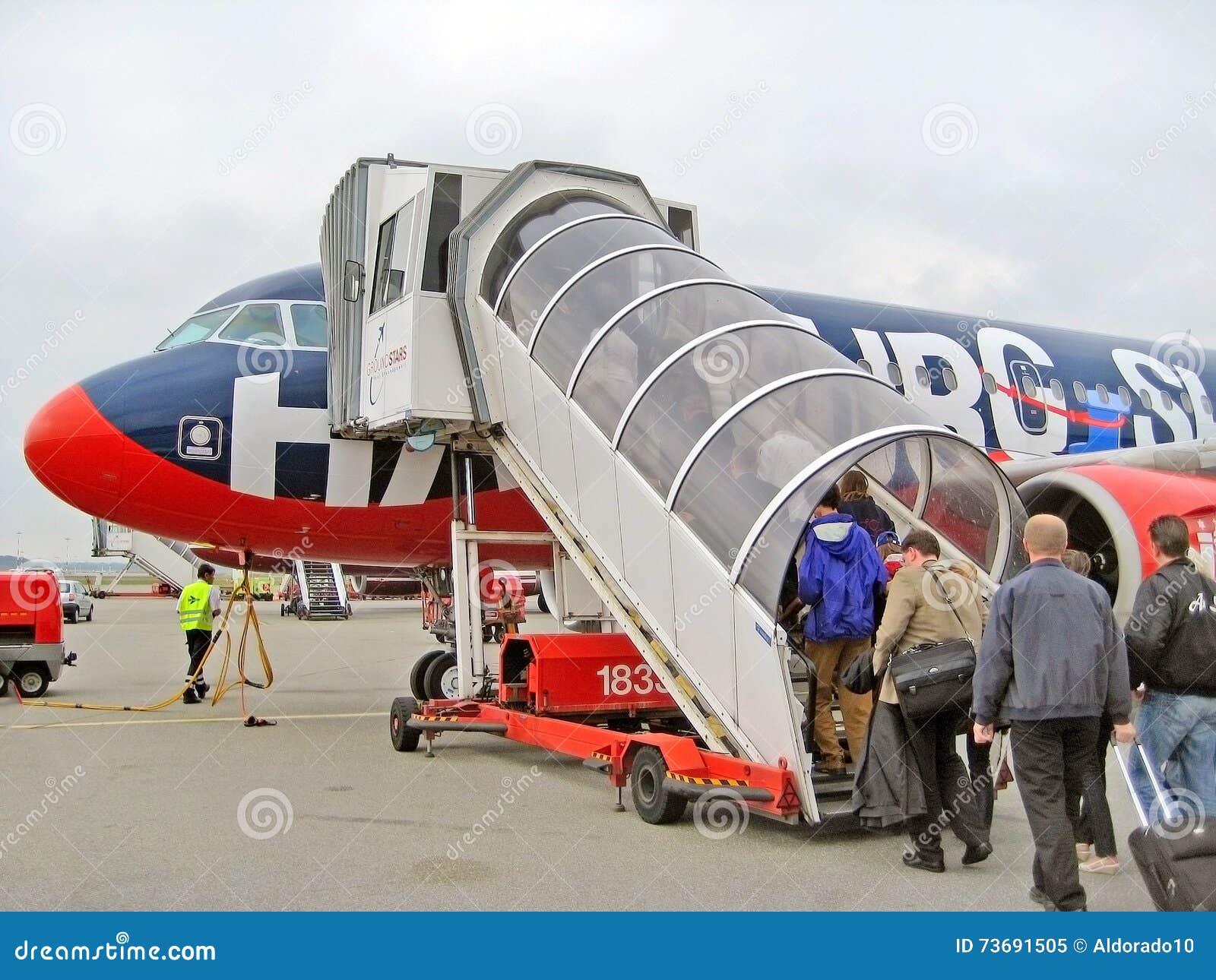 Embarquement d'avion image éditorial. Image du gens, mouche - 73691505