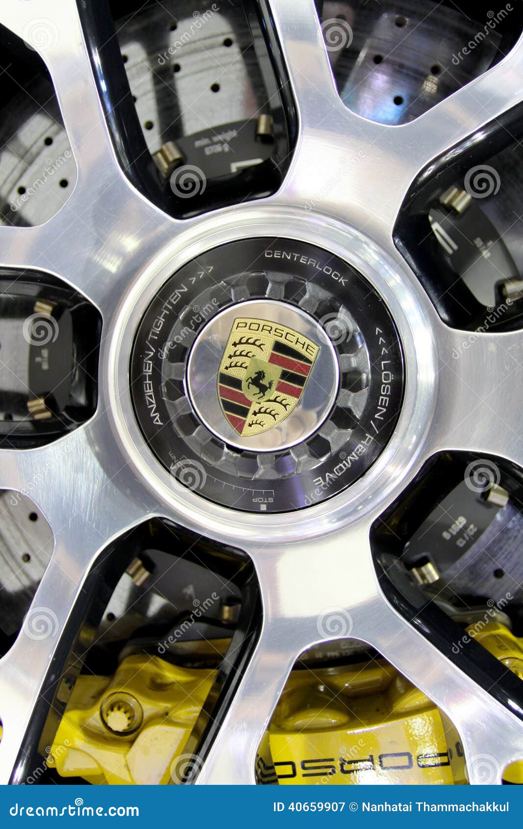 Embleem Van Porsche Op Wielen Redactionele Fotografie - Image of ...