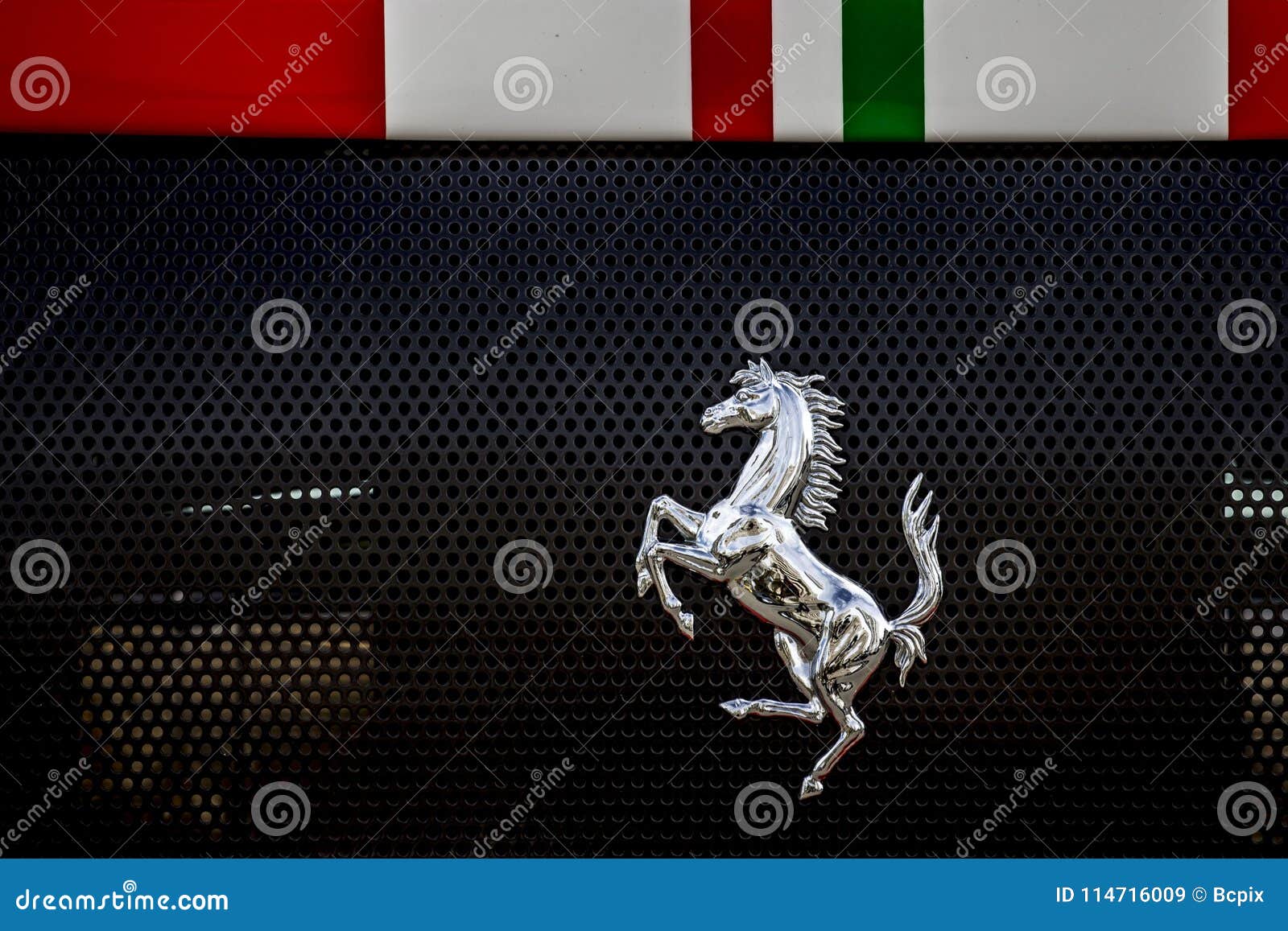 Emblema De Ferrari Del Caballo Que Se Encabrita Imagen de archivo ...