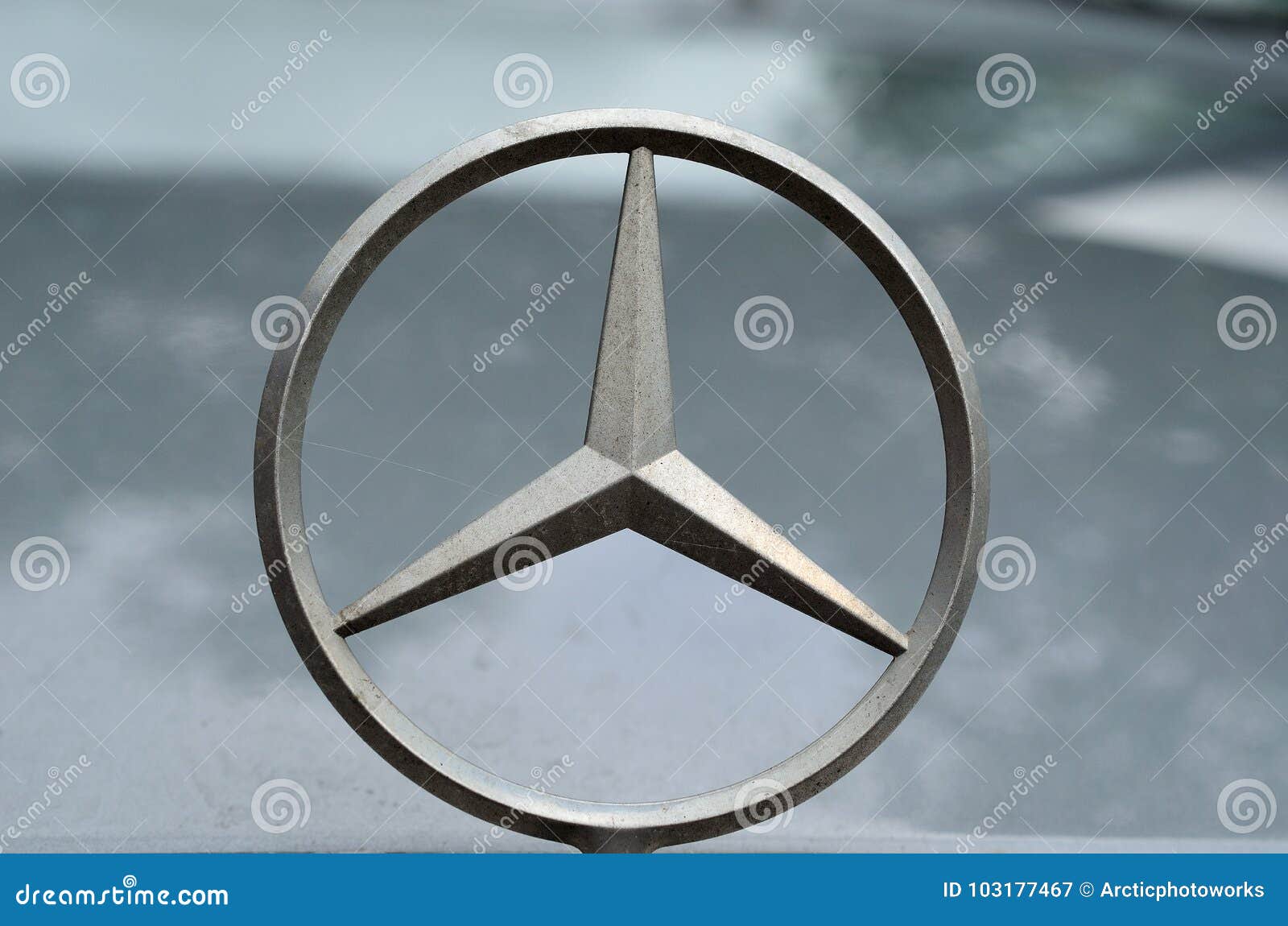 Emblema Del Coche De Mercedes, Insignia Del Coche Fotografía editorial ...