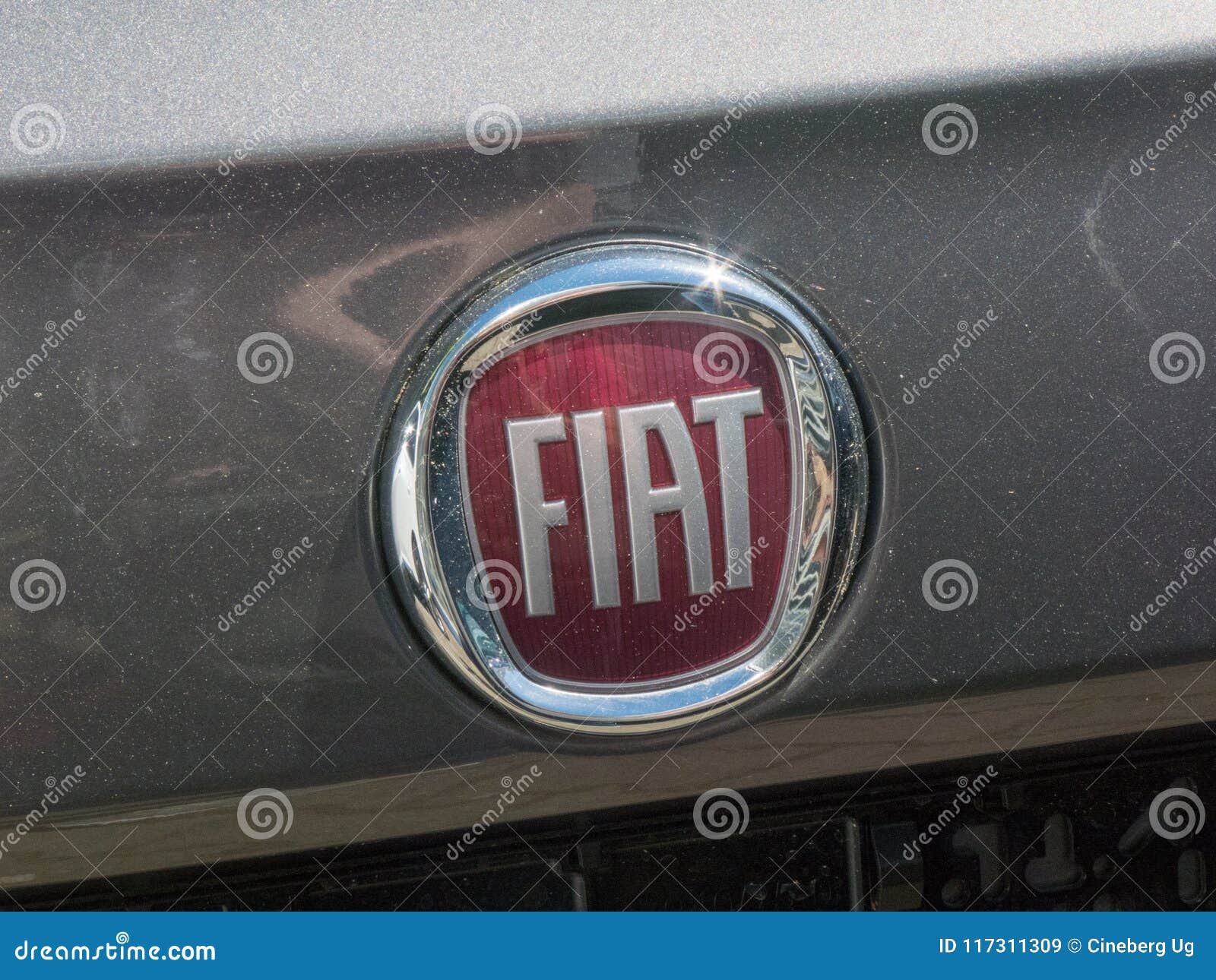 Emblema do carro de Fiat imagem de stock editorial. Imagem de etiqueta ...