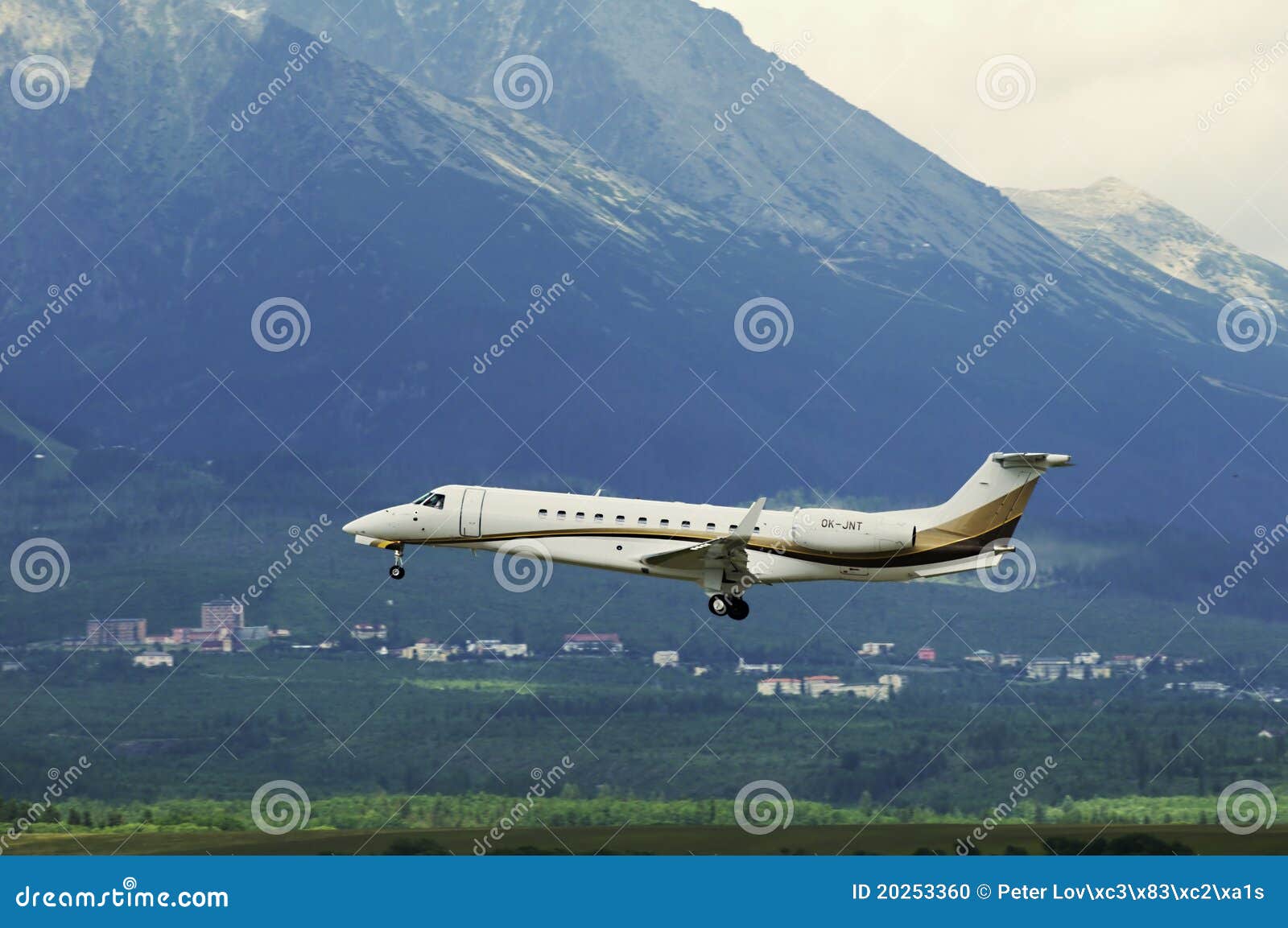 Embraer ERJ 135 BJ editorial image. Image of engines - 20253360