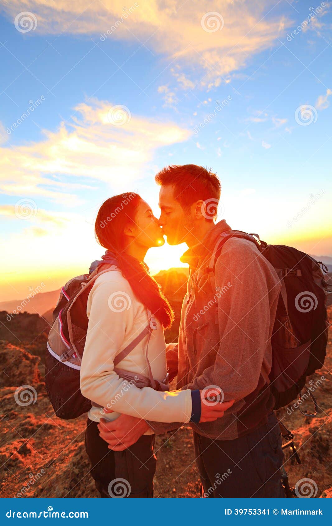 Embrassant Des Couples Amants Romantiques Trimardant Au Coucher Du