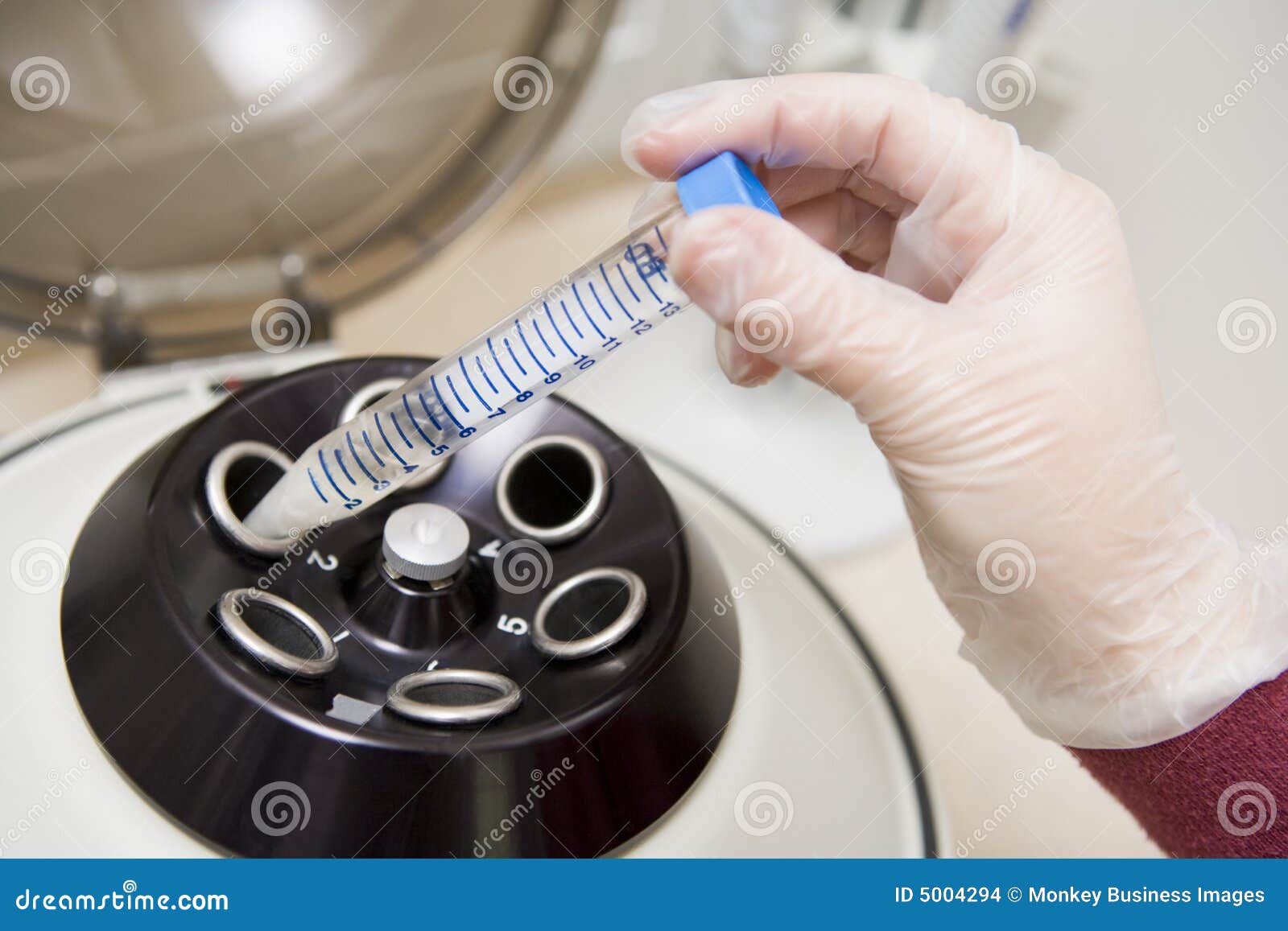 Embryologist Die Steekproef Zet in Centrifuge Stock Foto - Image of ...