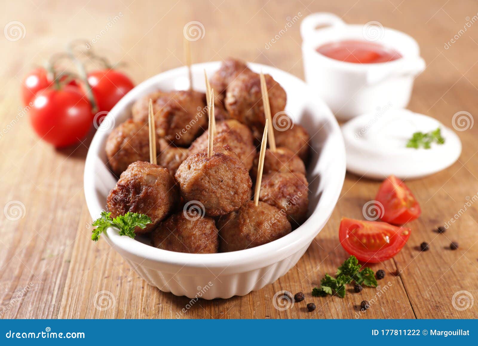 Embutido frito con tomate foto de archivo. Imagen de comedor - 177811222