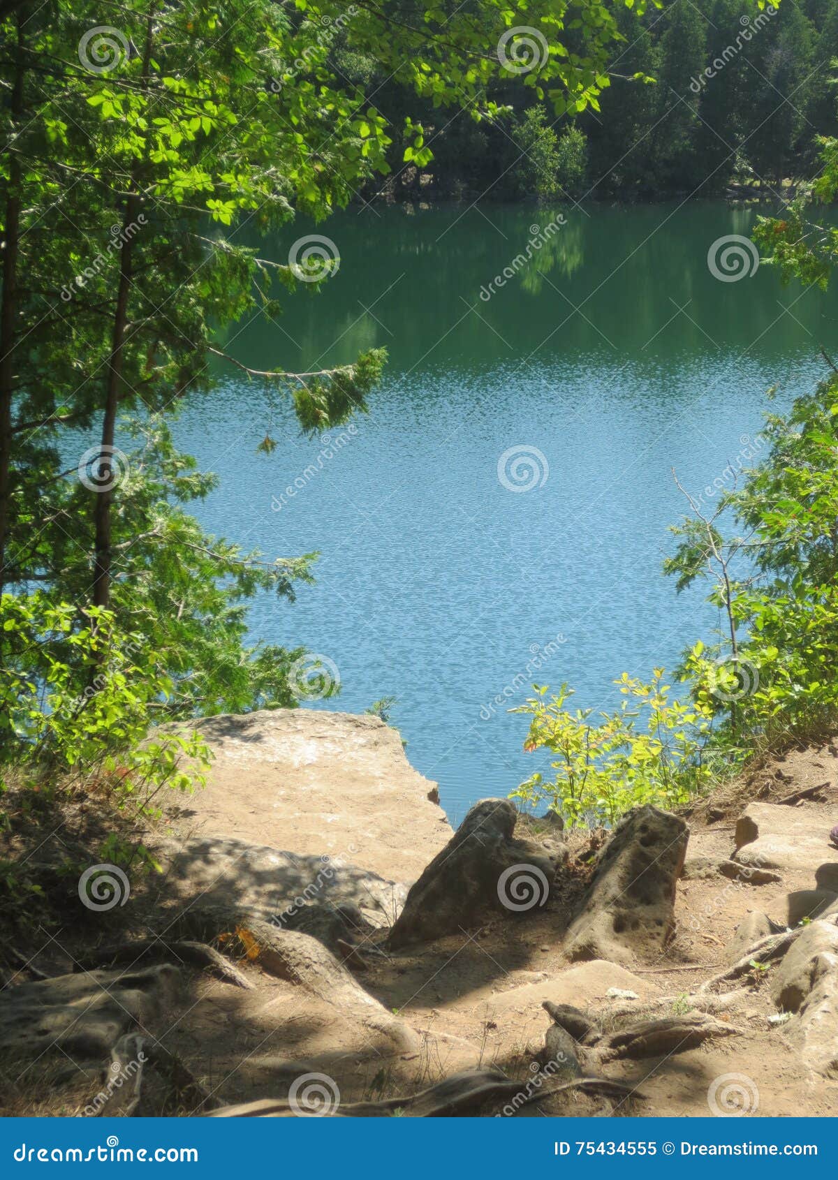 Emerald Green Colored Lake imagem de stock. Imagem de verde - 75434555