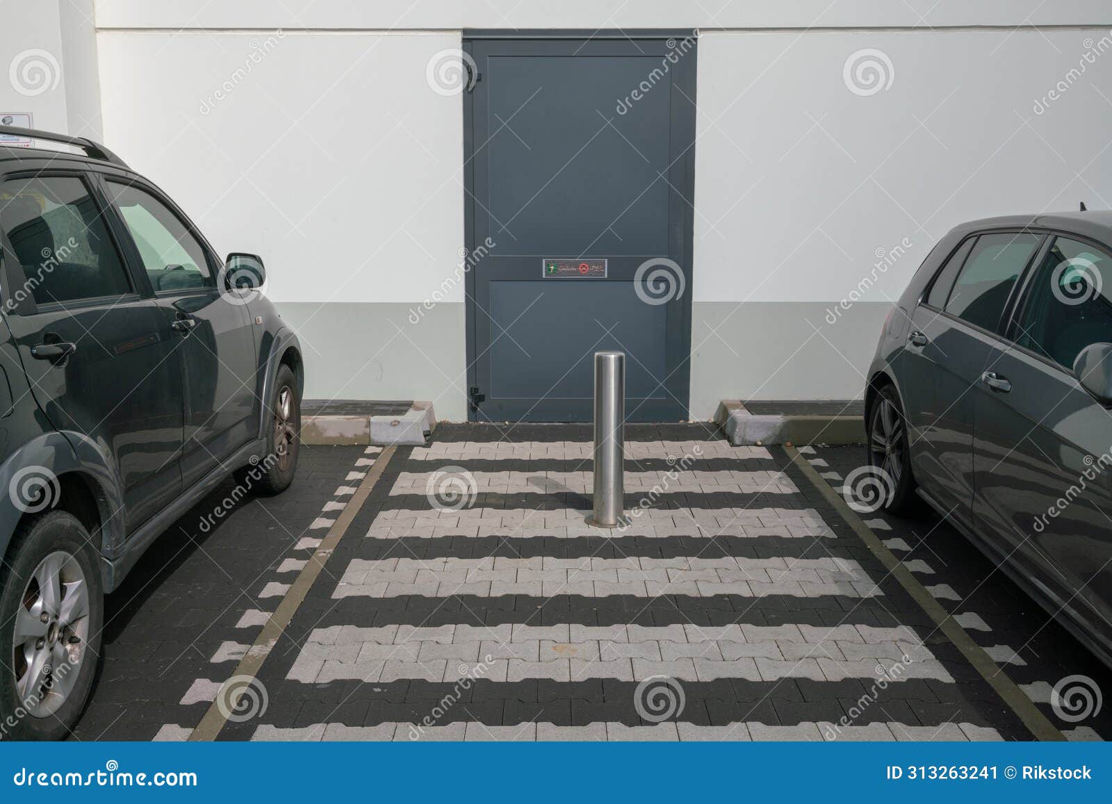 Emergency Exit Pedestrian Crossing and Parking Bollard To Avoid ...