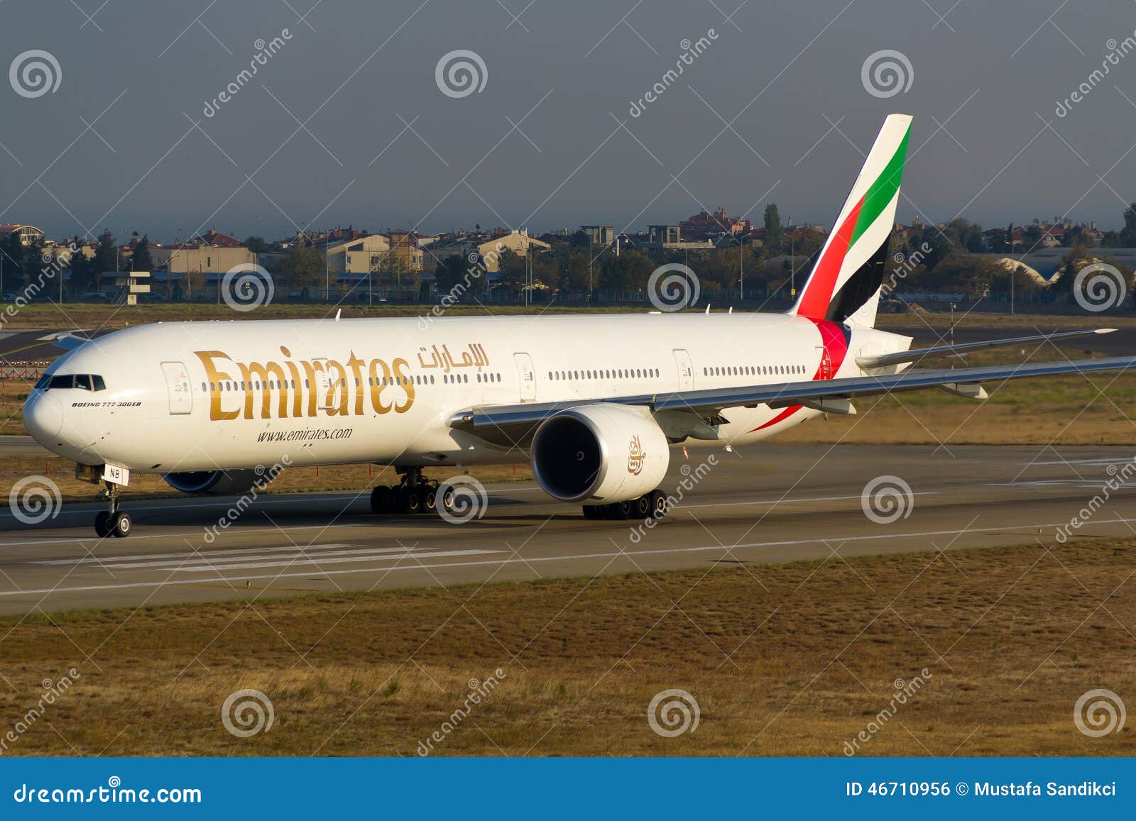 Emirates Boeing 777 editorial photo. Image of airbus - 46710956