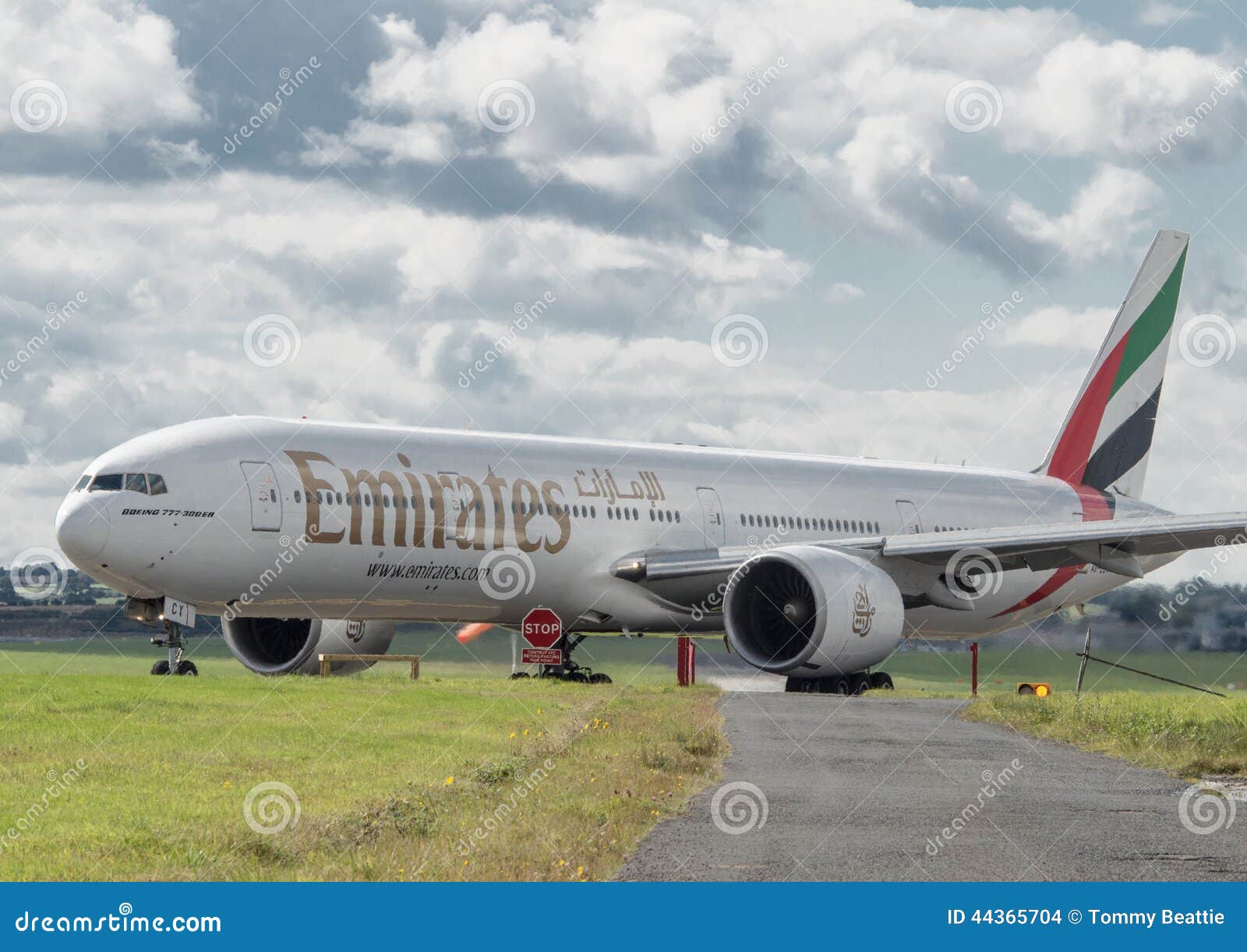 Emirates Boeing 777 editorial stock image. Image of taxiing - 44365704