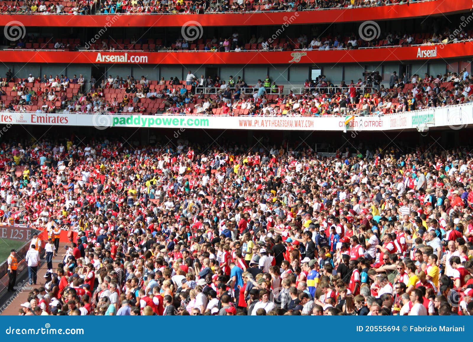 Emirates Stadium crowd editorial stock image. Image of celebrate - 20555694