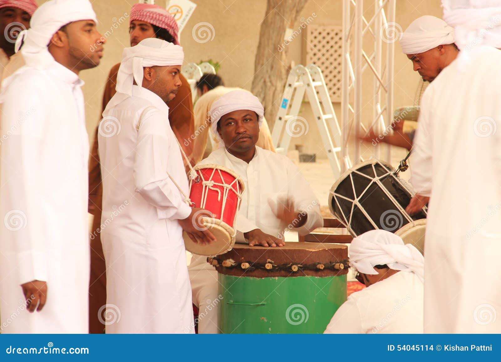 Emirati men dancing editorial stock image. Image of abudhabi - 54045114
