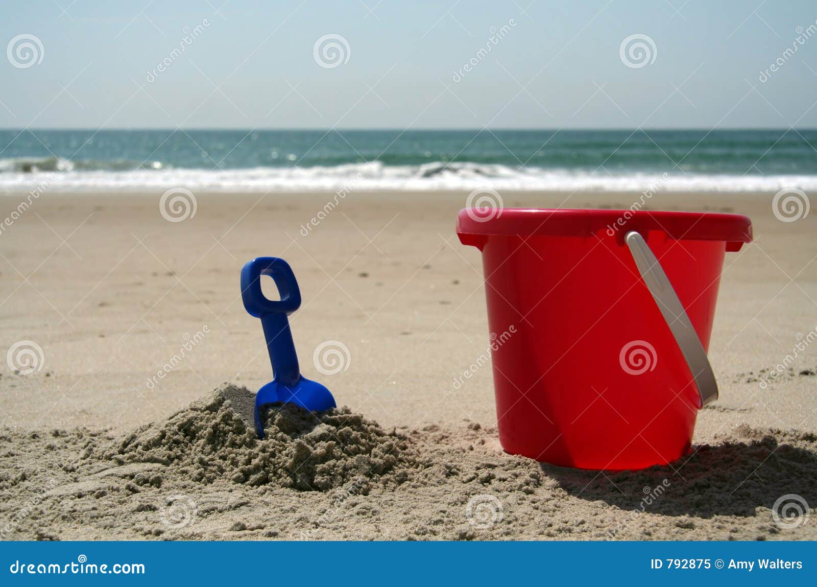 Emmer En Schop Bij Het Strand Stock Afbeelding - Image of kust, zand ...