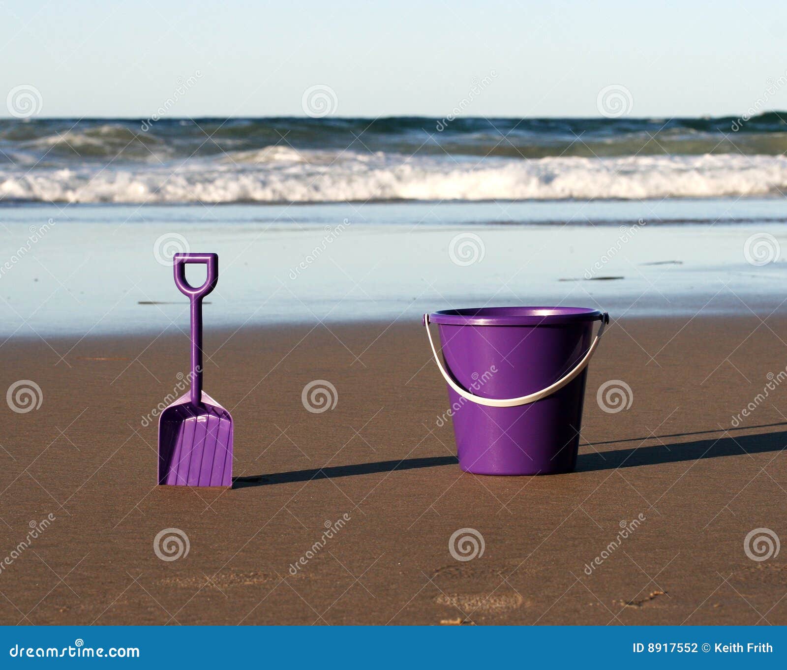 Emmer en spade op strand stock foto. Image of priester - 8917552