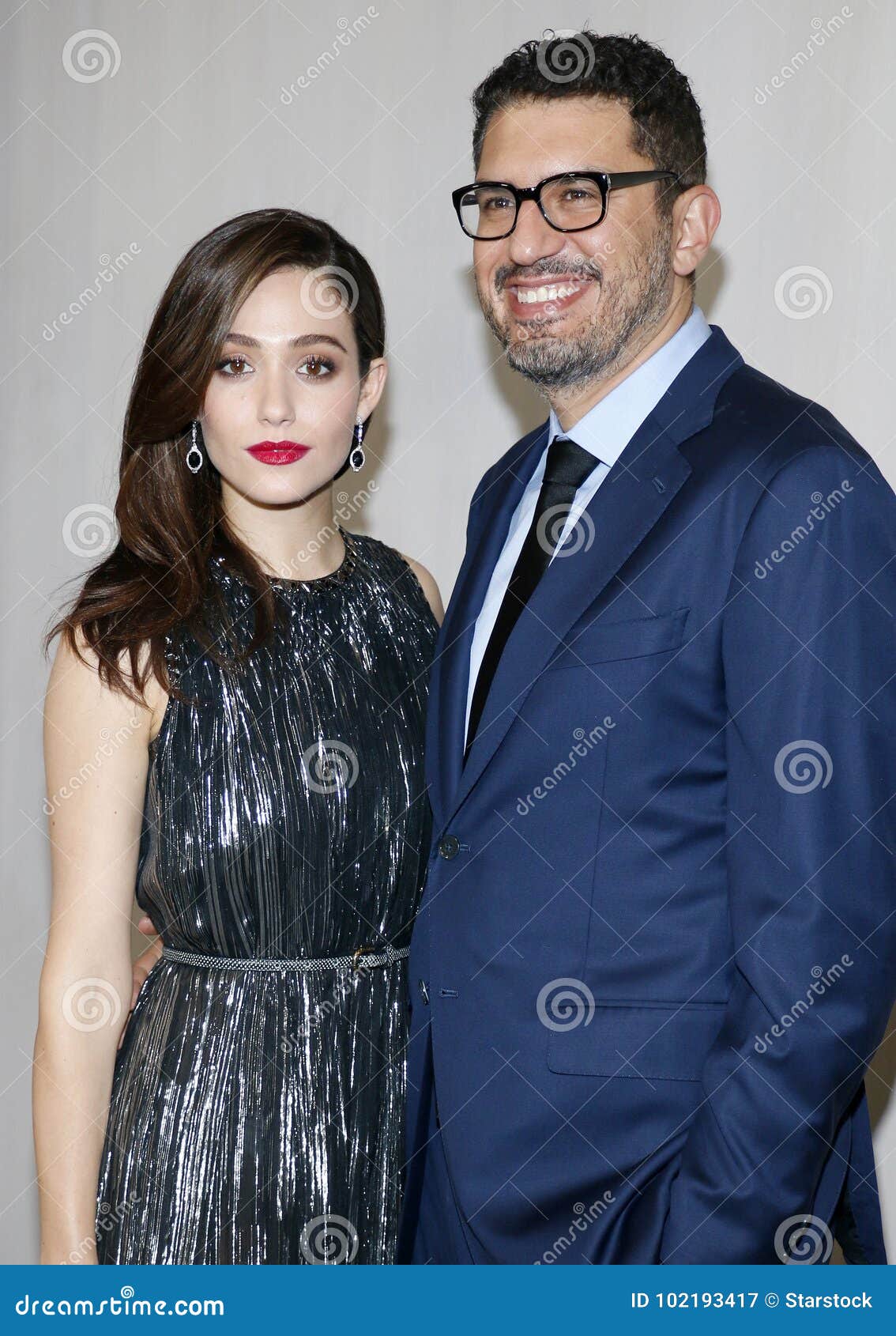 Emmy Rossum e Sam Esmail fotografia editoriale. Immagine di museo ...
