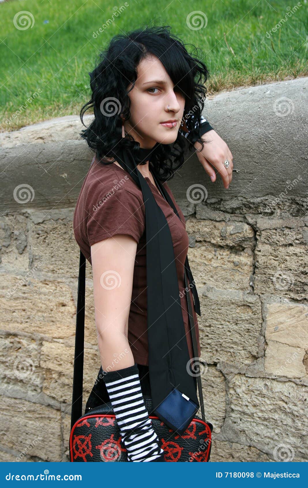 Emo Gehen stockfoto. Bild von gras, haar, mode, formlos - 7180098