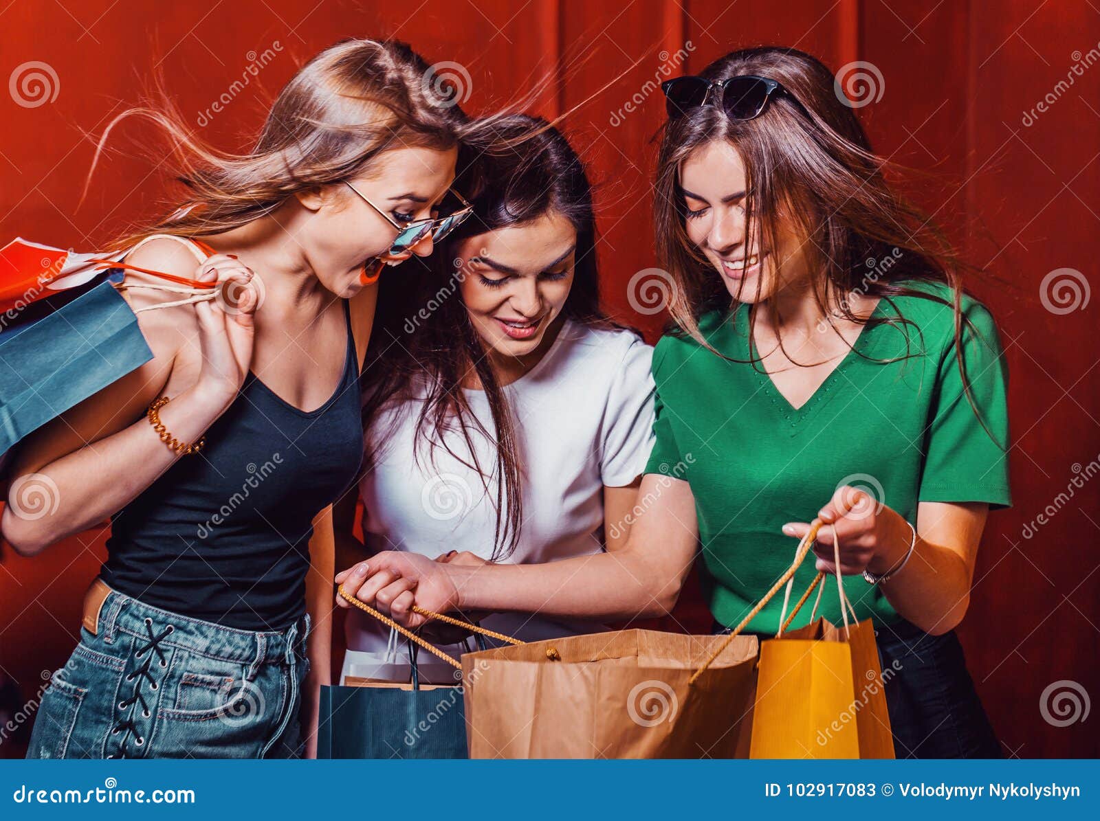 Emociones Que Se Preguntan De Las Compras Imagen de archivo - Imagen de ...