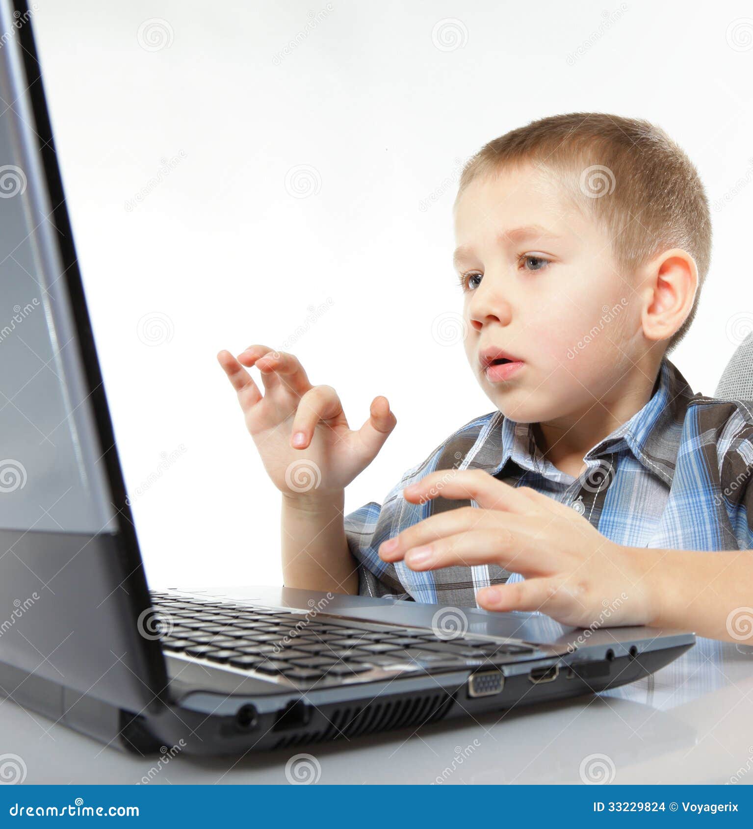 Emotionaler Junge Der Computersuchts Mit Laptop Stockfoto - Bild von ...